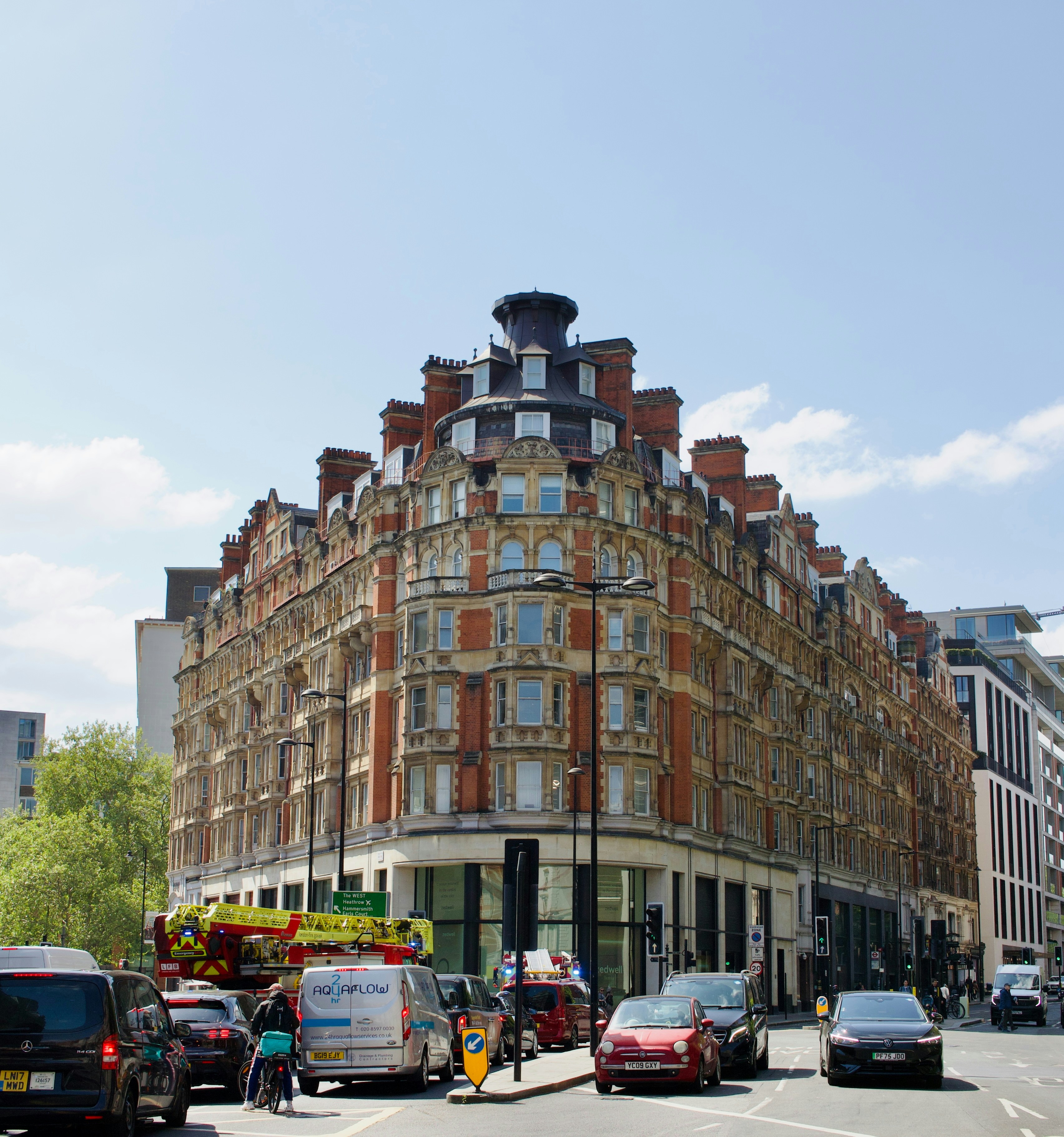 Corner of Grandeur: A Curved Facade Rises Over a Busy London Street