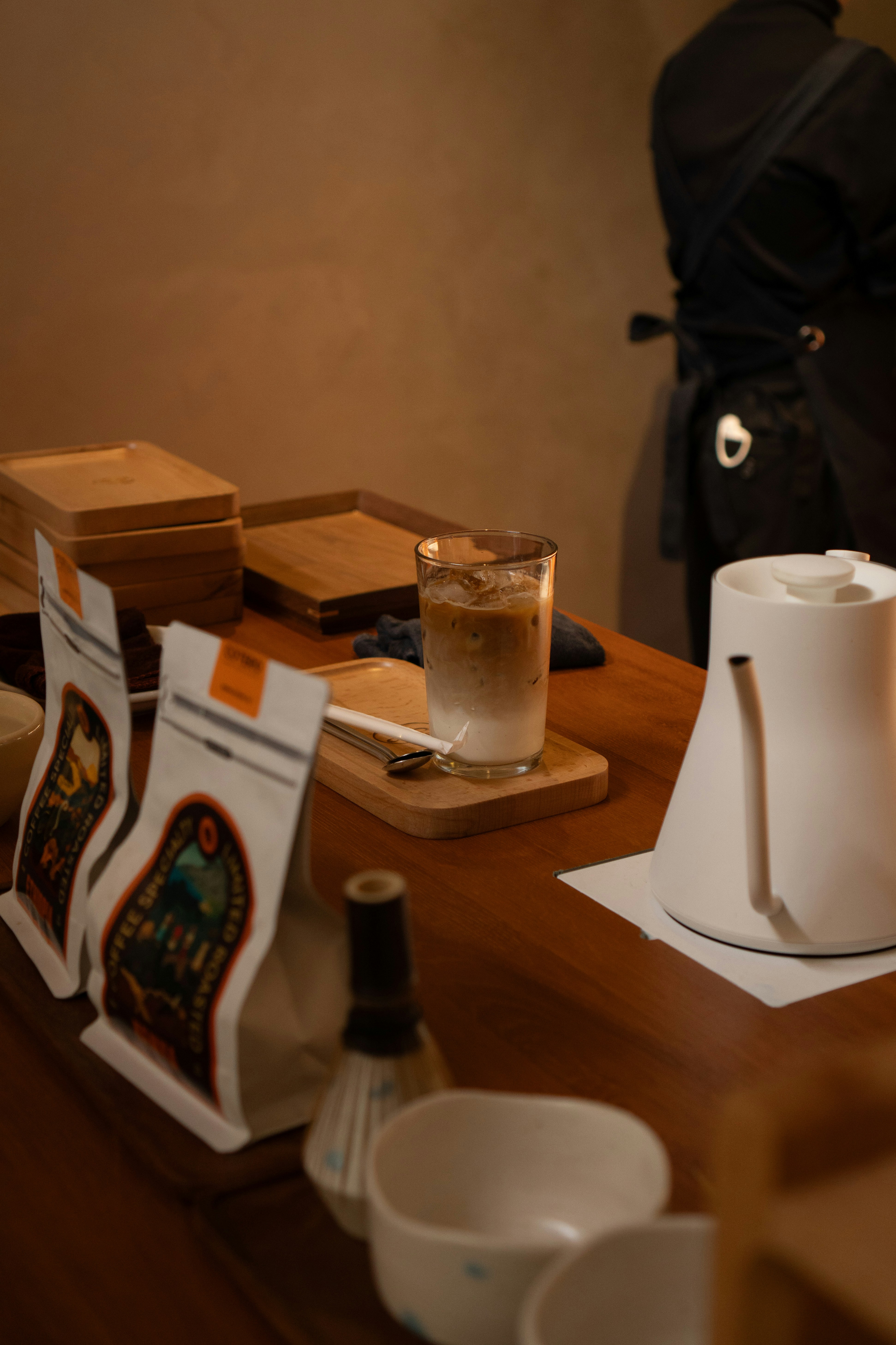 Midday Steam: A Barista’s Quiet Corner with a Glass of Latte