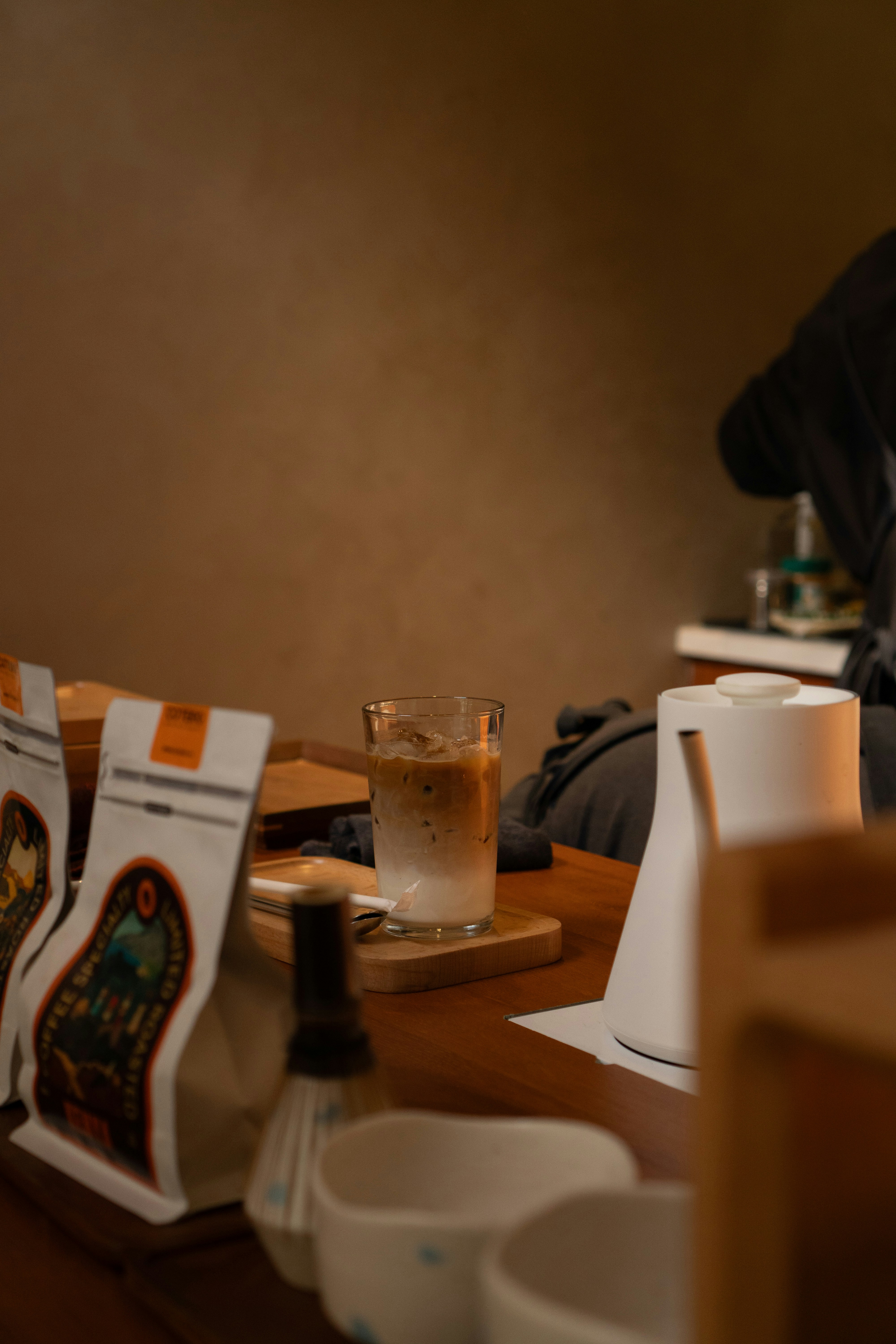 Quiet Espresso Moment: A Wooden Table, Steam and Focused Glass