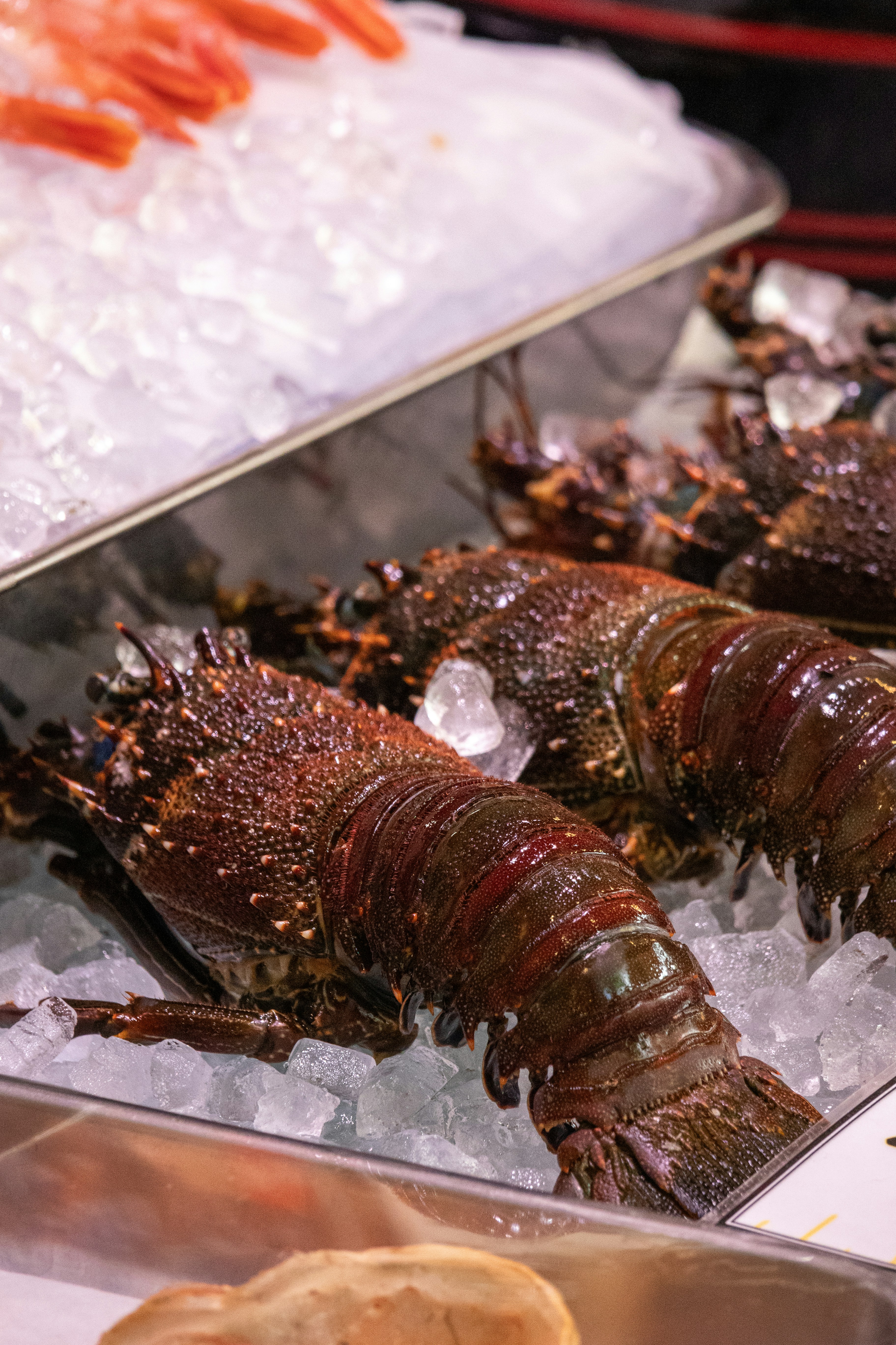 Crimson Lobsters on Ice: Market Display of Glacial Bounty
