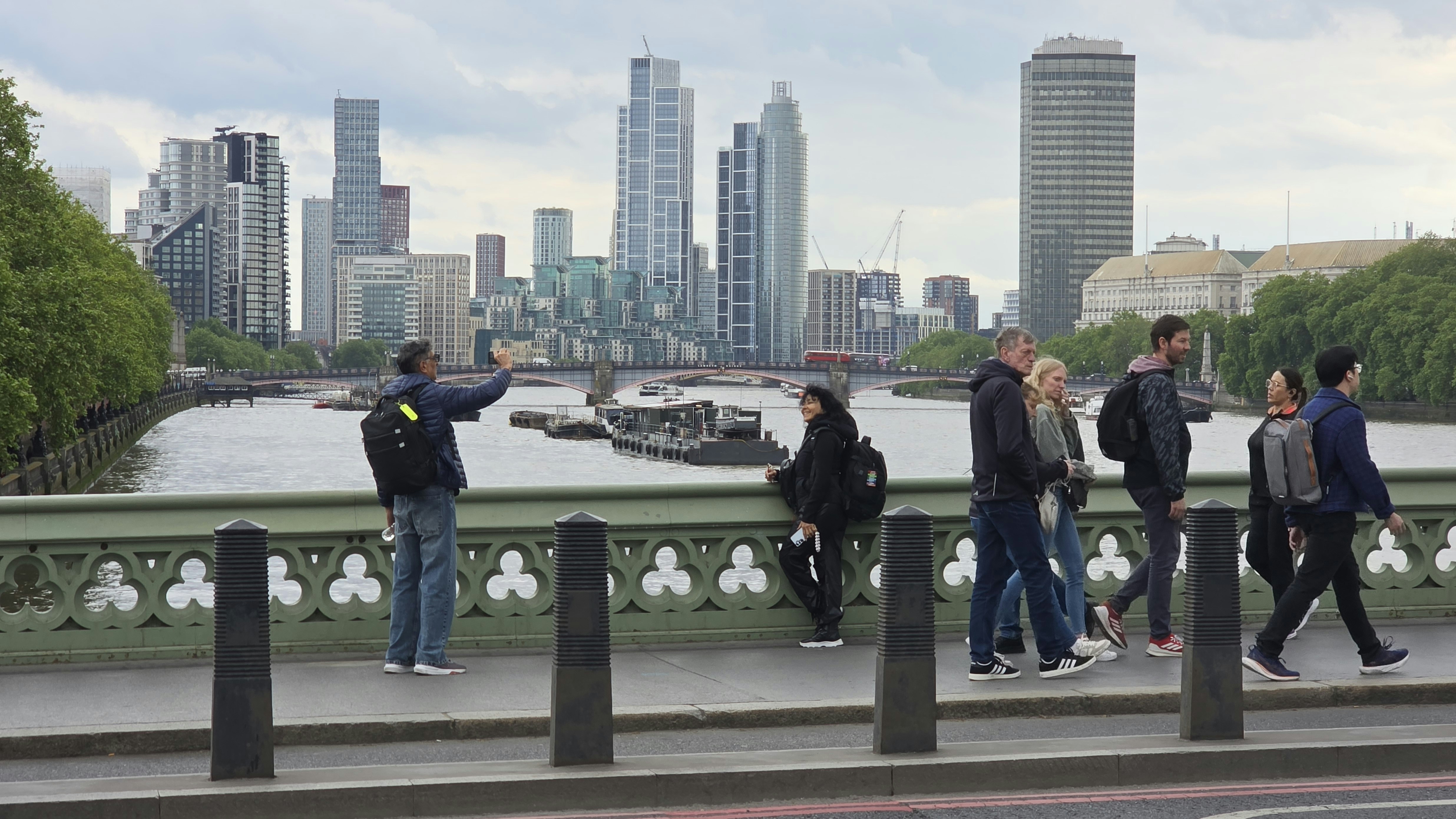 Riverwalk Portrait: Cityscape Meets Pedestrian Capture