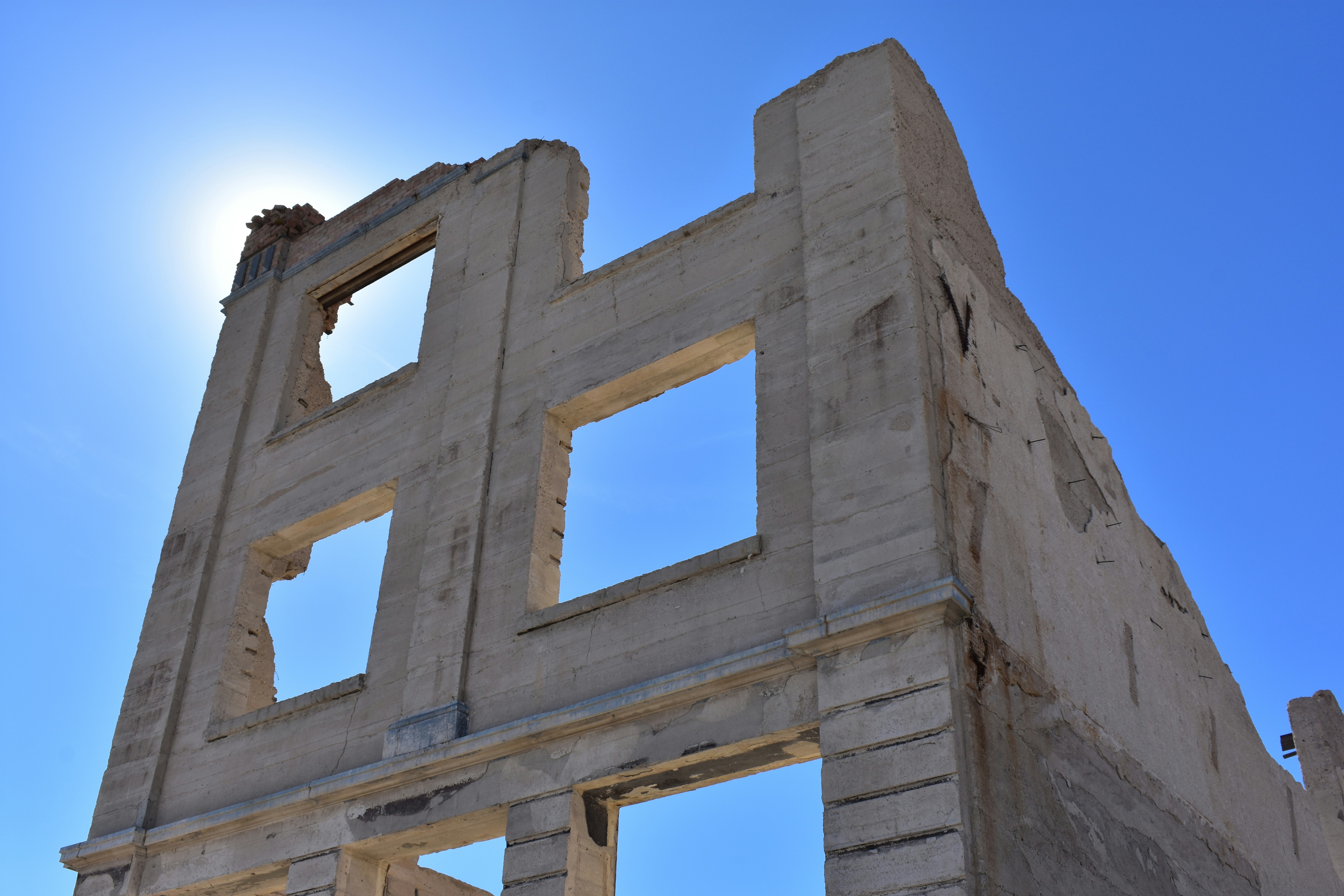 Ruins in the Sun: Concrete Ams with a Sky-Frame