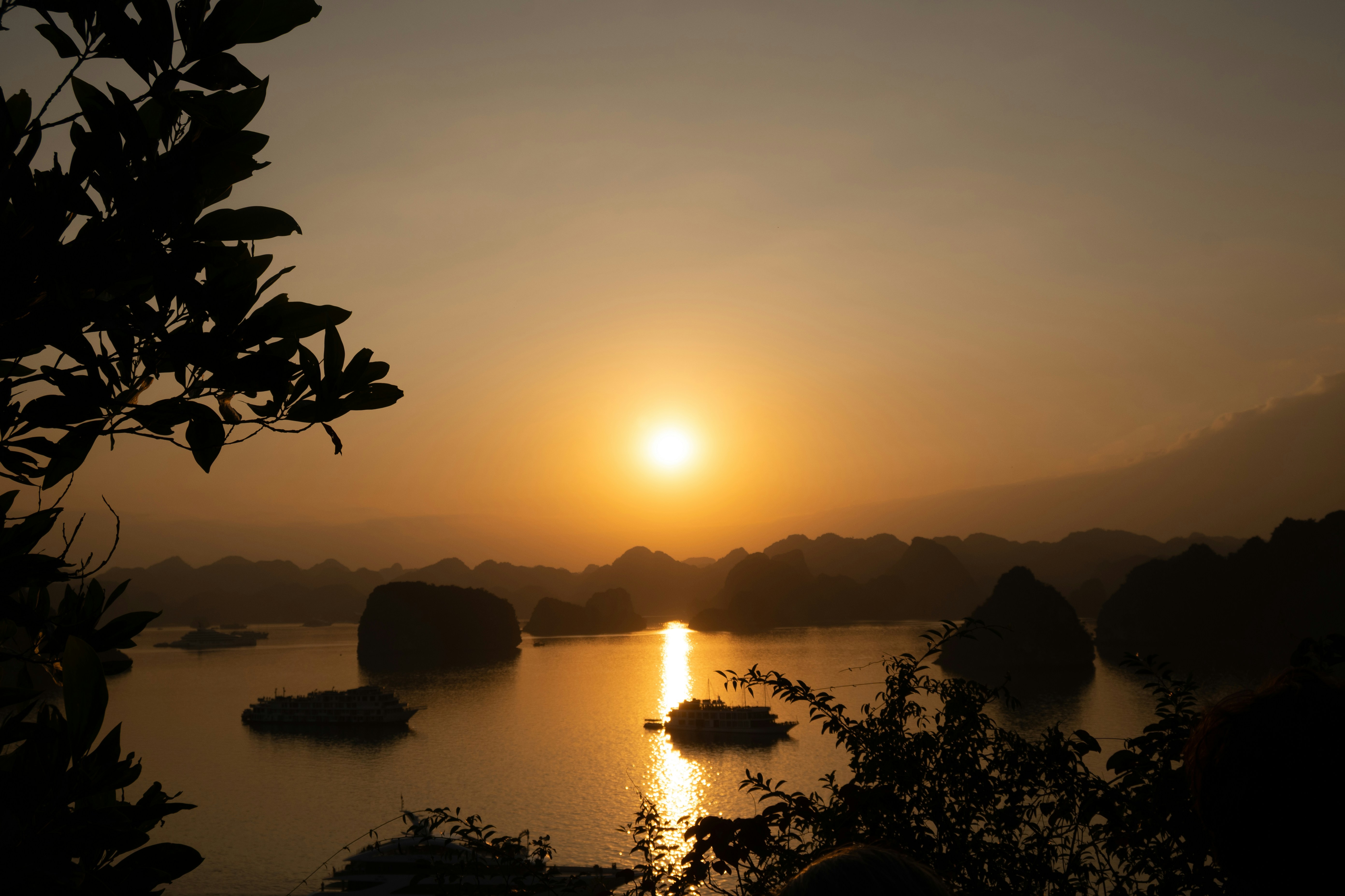 Low Tide at Dusk: Silhouetted Rocks and the Glowing Horizon