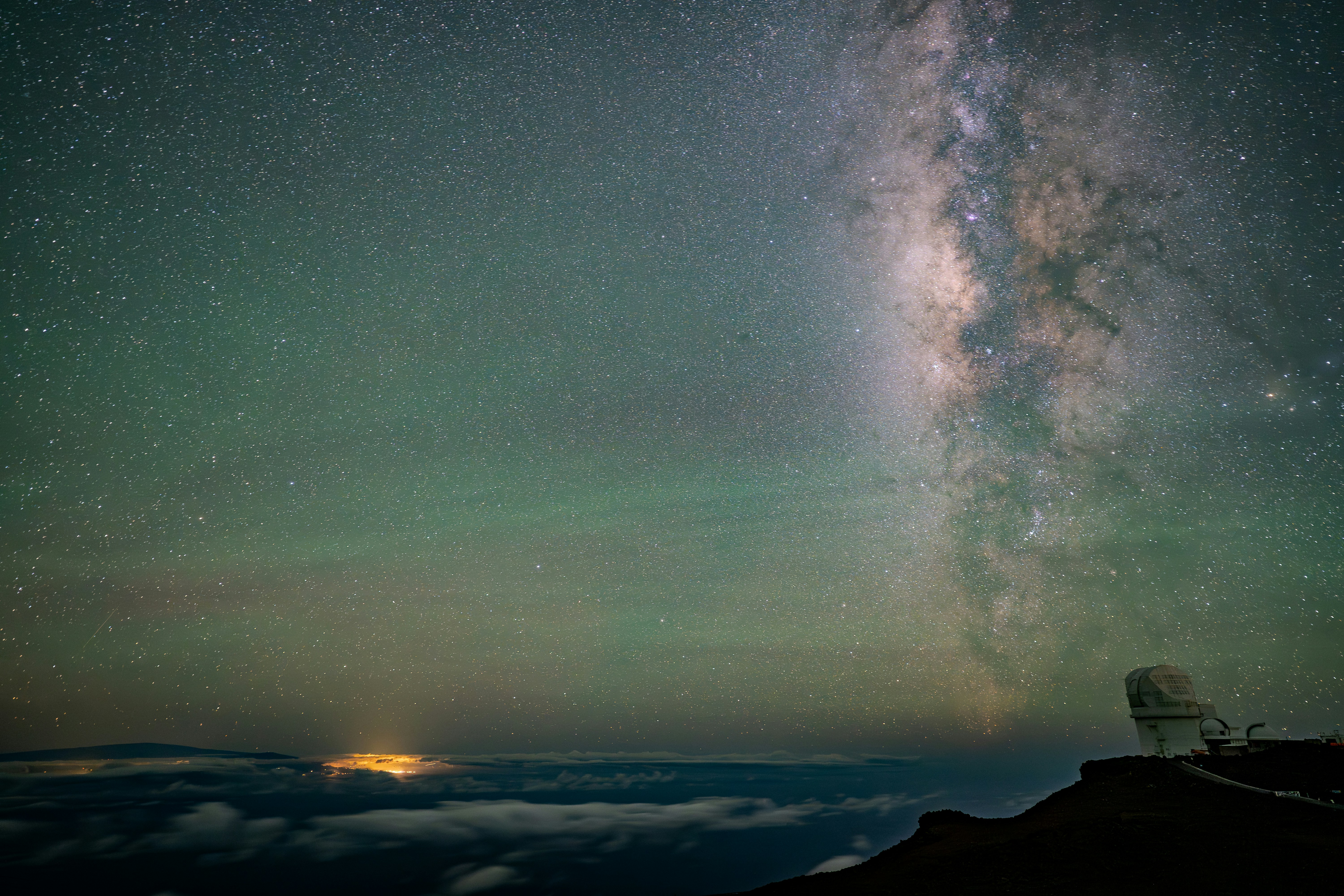 Milky Way Over the Ridgetop: A Quiet Night at the Edge of Clouds
