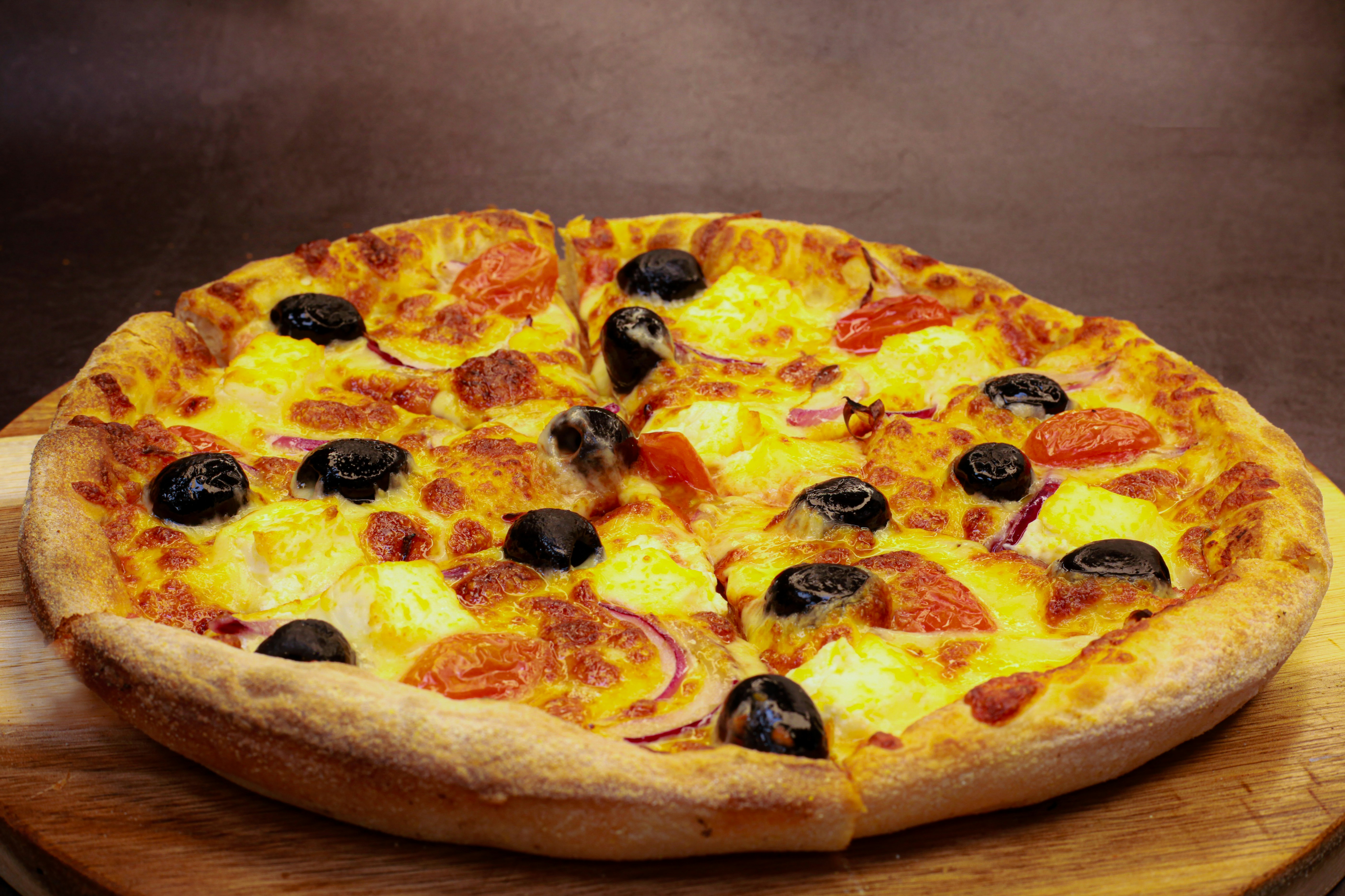 Golden-Edge Pepperoni Glow: A Sliced Pizza on a Wooden Board