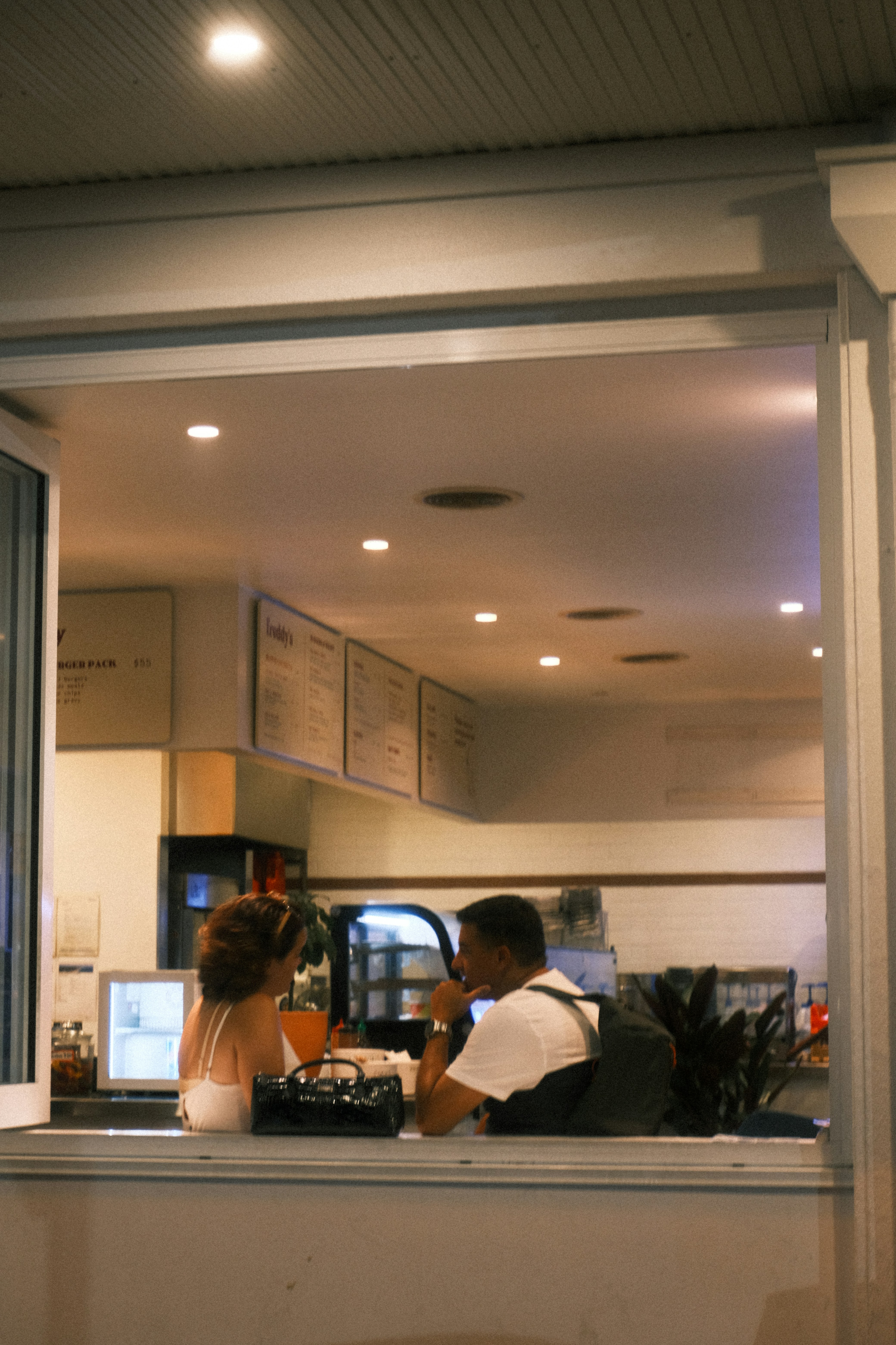 Midday Talk Across the Counter: A Quiet Dinner Exchange