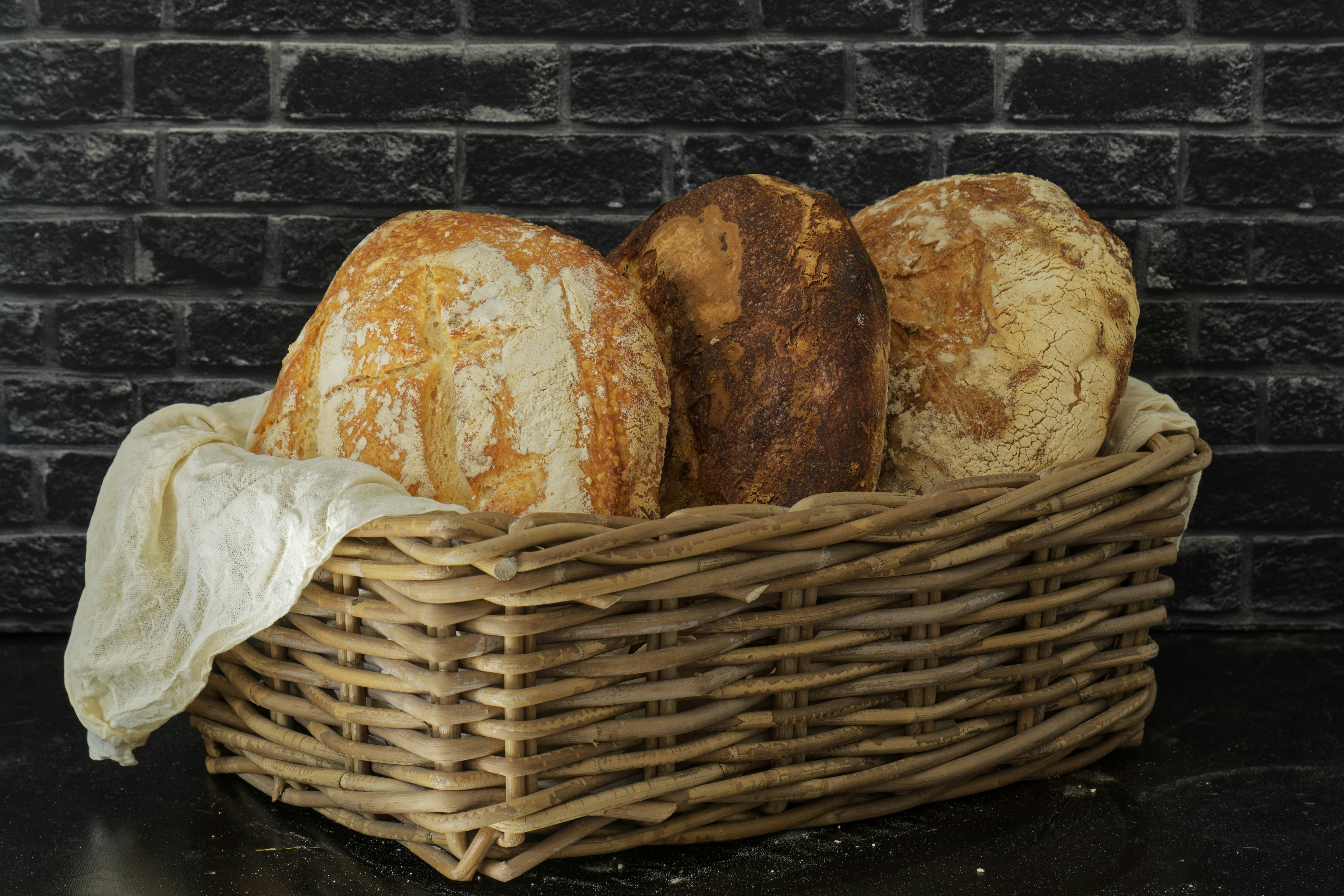 Freshly baked bread loaves in a rustic woven basket. photo – Free Food ...
