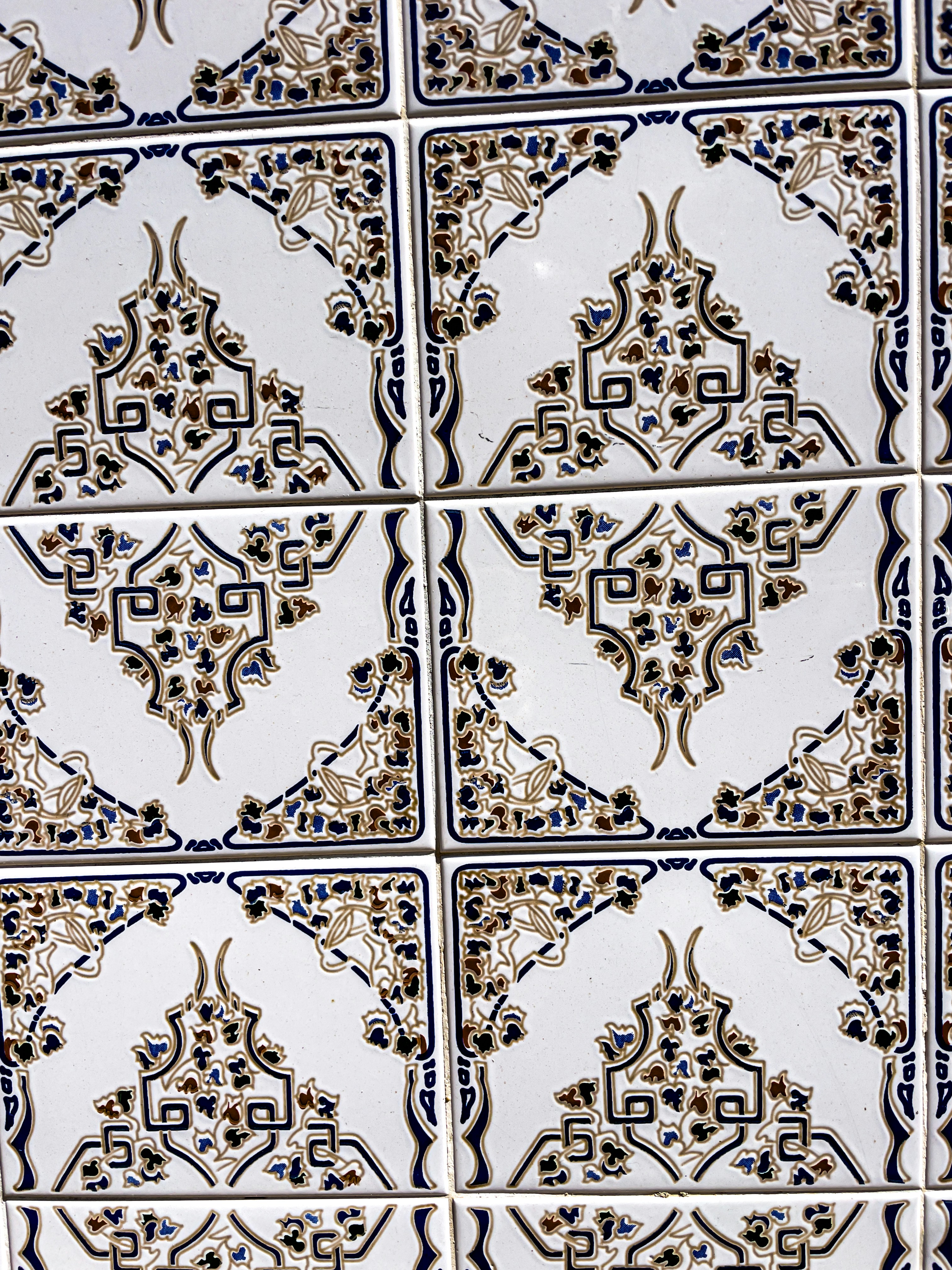 Intricate Tile Mosaic: Repeating Ornamental Pattern of Interwoven Arches
