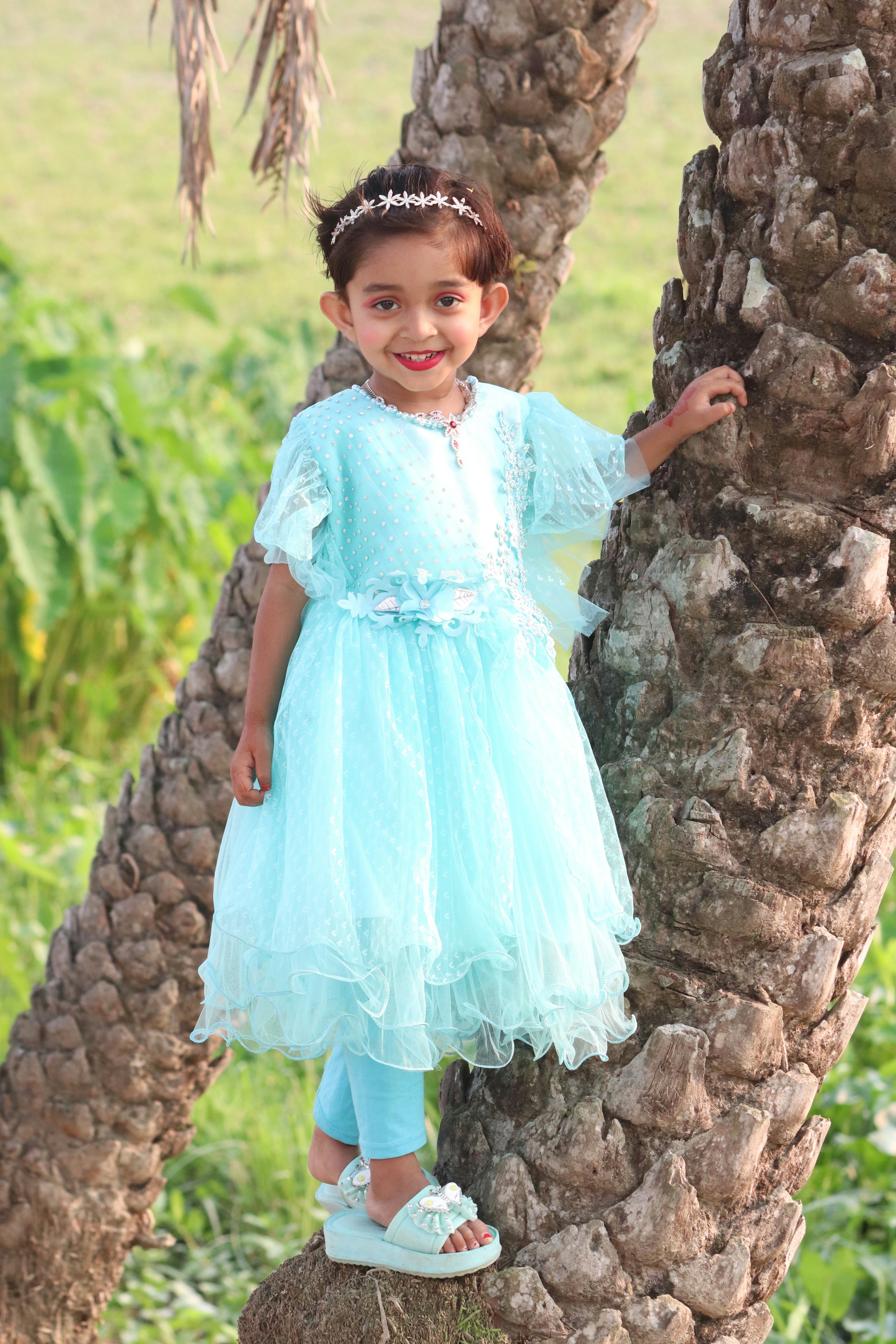 A Dream in Turquoise: Little Princess by the Palm Trunks