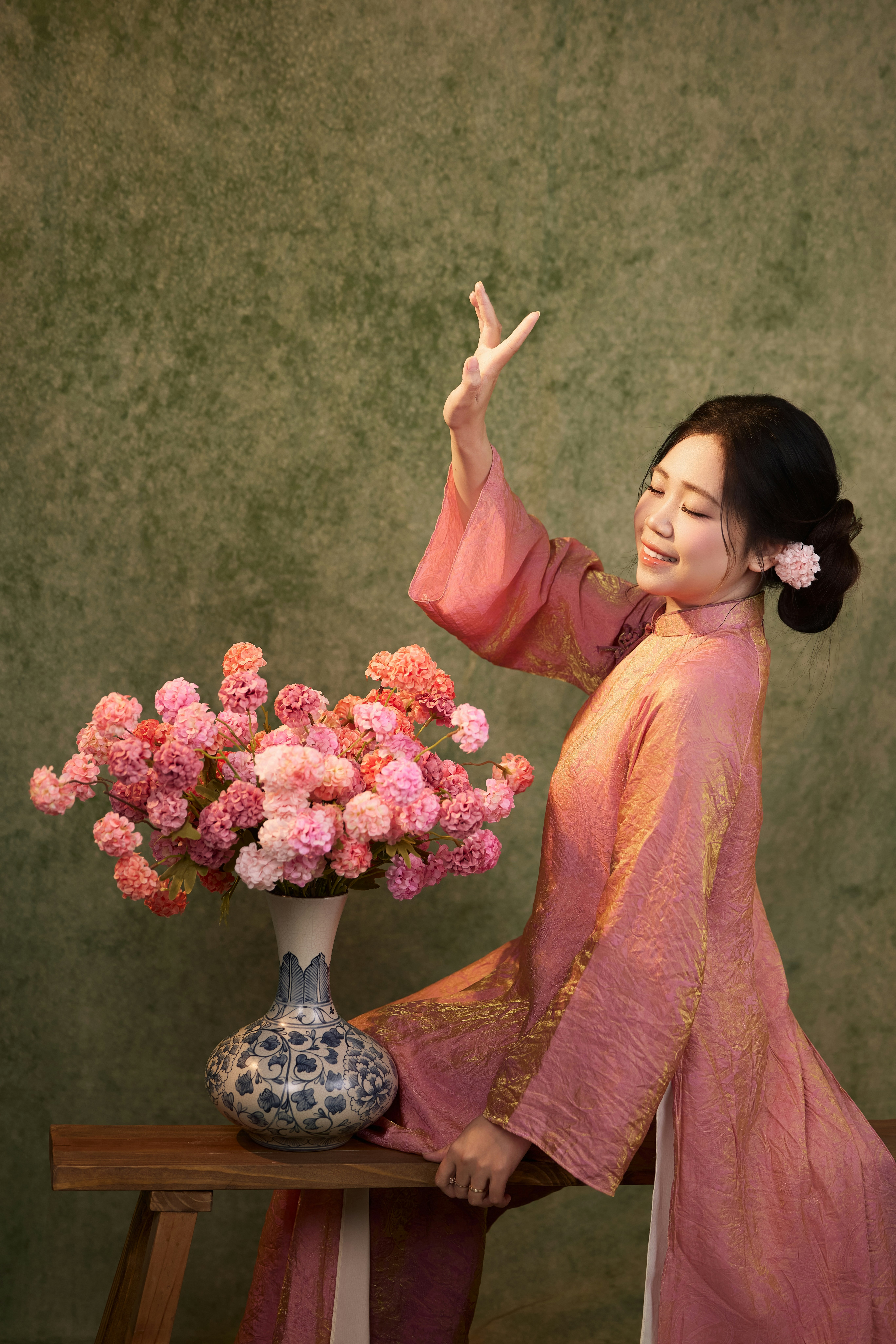 Gentle Bloom: A Silk-glow Moment with Pink Hydrangeas