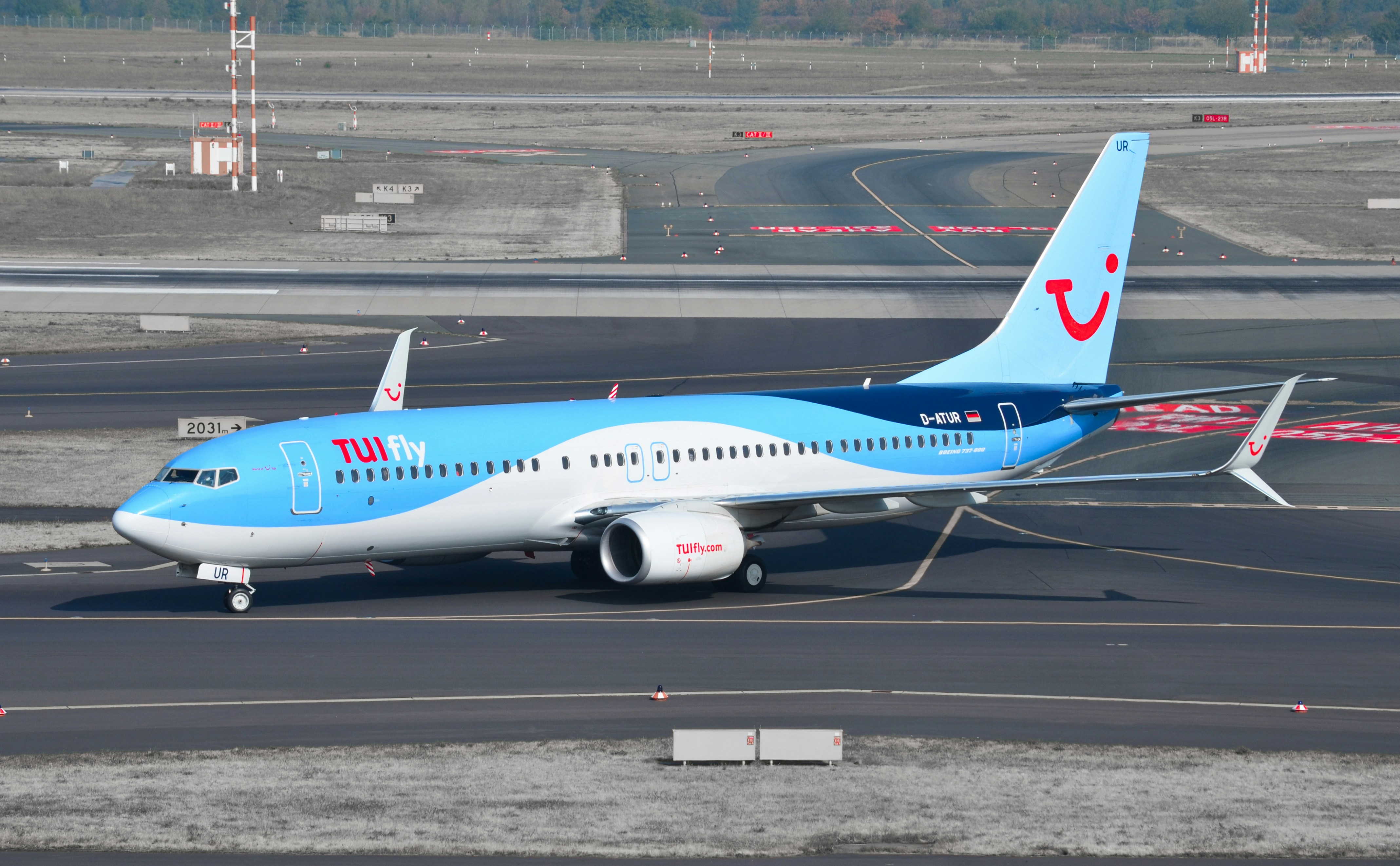 Blue TUI Jet on Tarmac: A Crisp Portrait of a Sky-Blue Icon