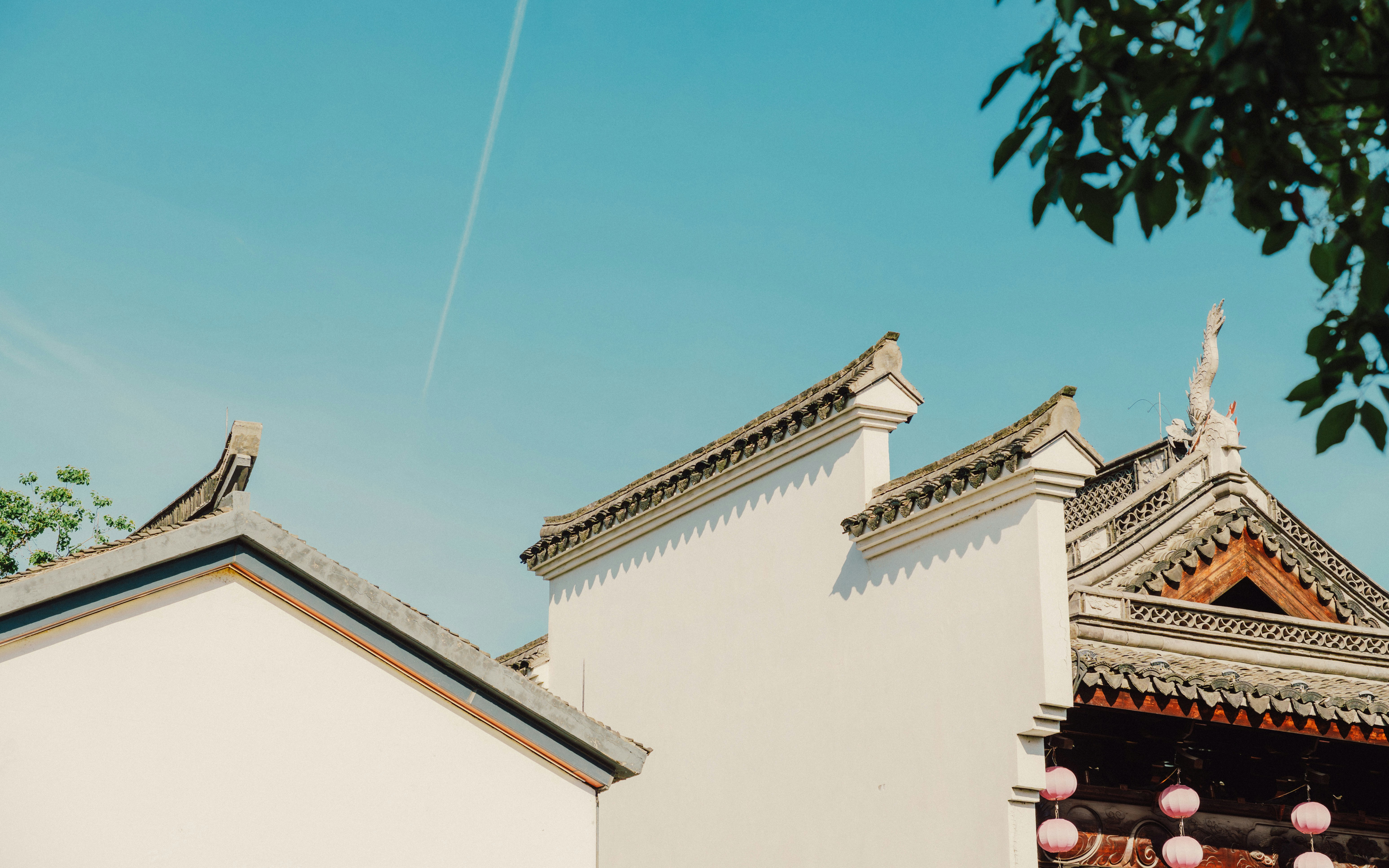 Manifold Rooflines: A Quiet Corner of Traditional Architecture Under a Clear Sky