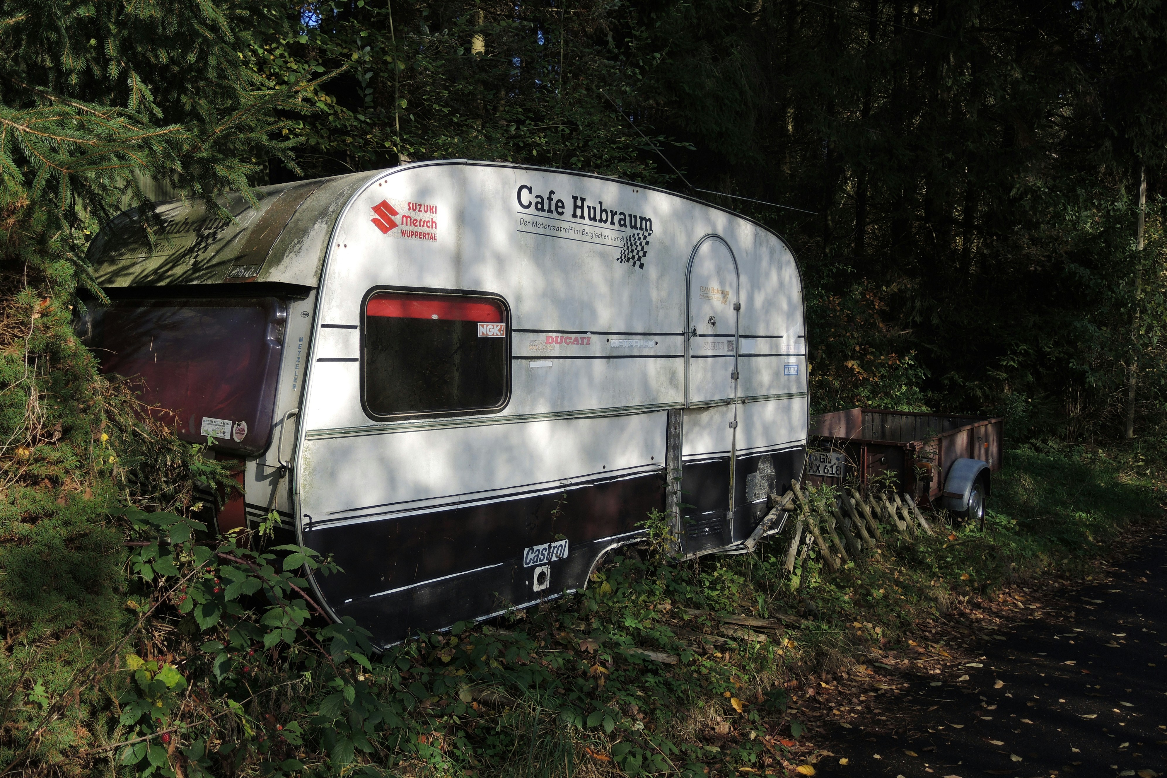 Abandoned Café Caravane: Quiet Run of a Former Stopover in the Woods