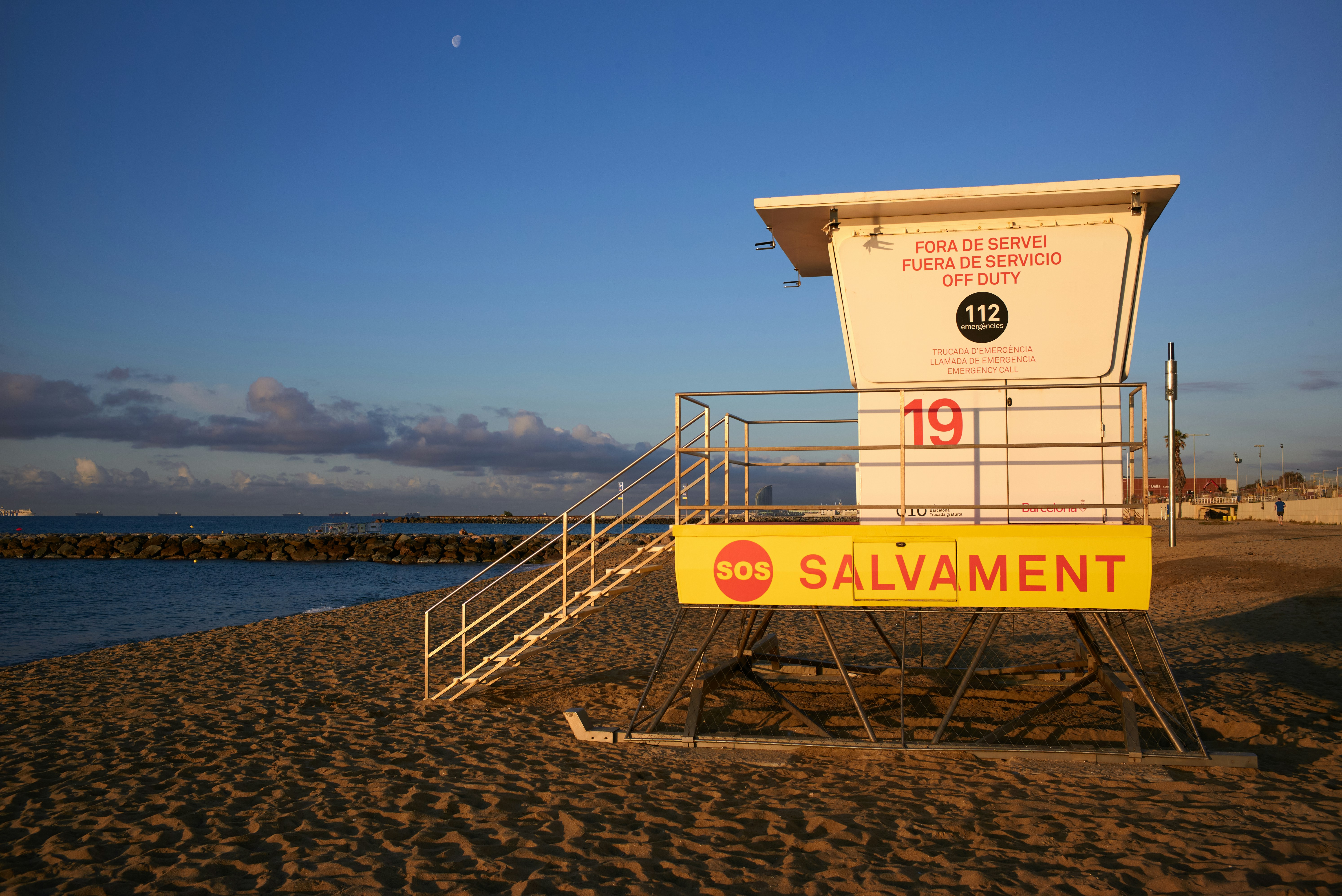 Lifeguard Tower at Dusk: Quiet Barrier Between Sea and Sand