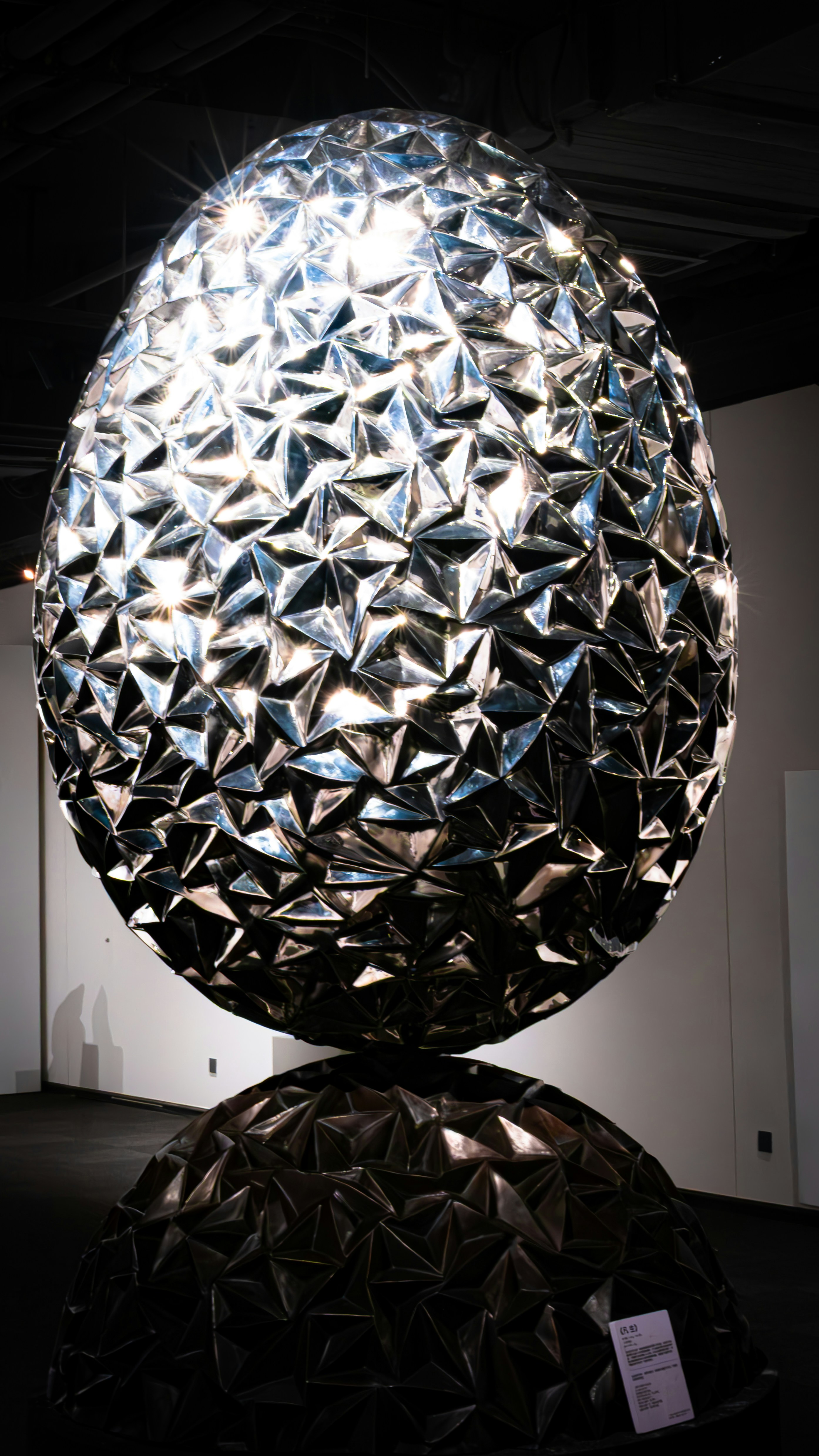Gleaming Geometric Monolith: An Inner-Surface Echo