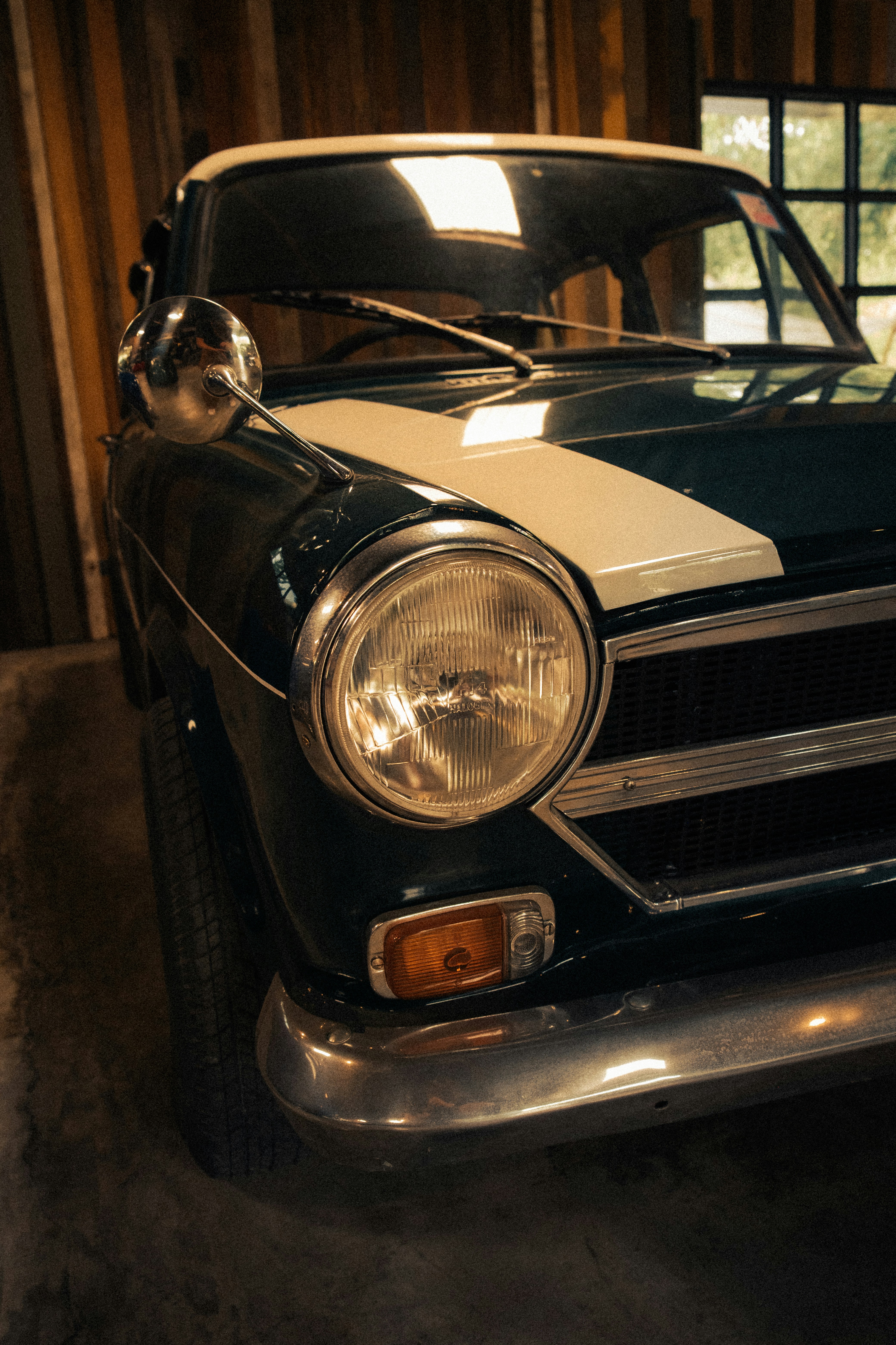 Vintage Crest: Close-Up on a Classic Car’s Front Quarter