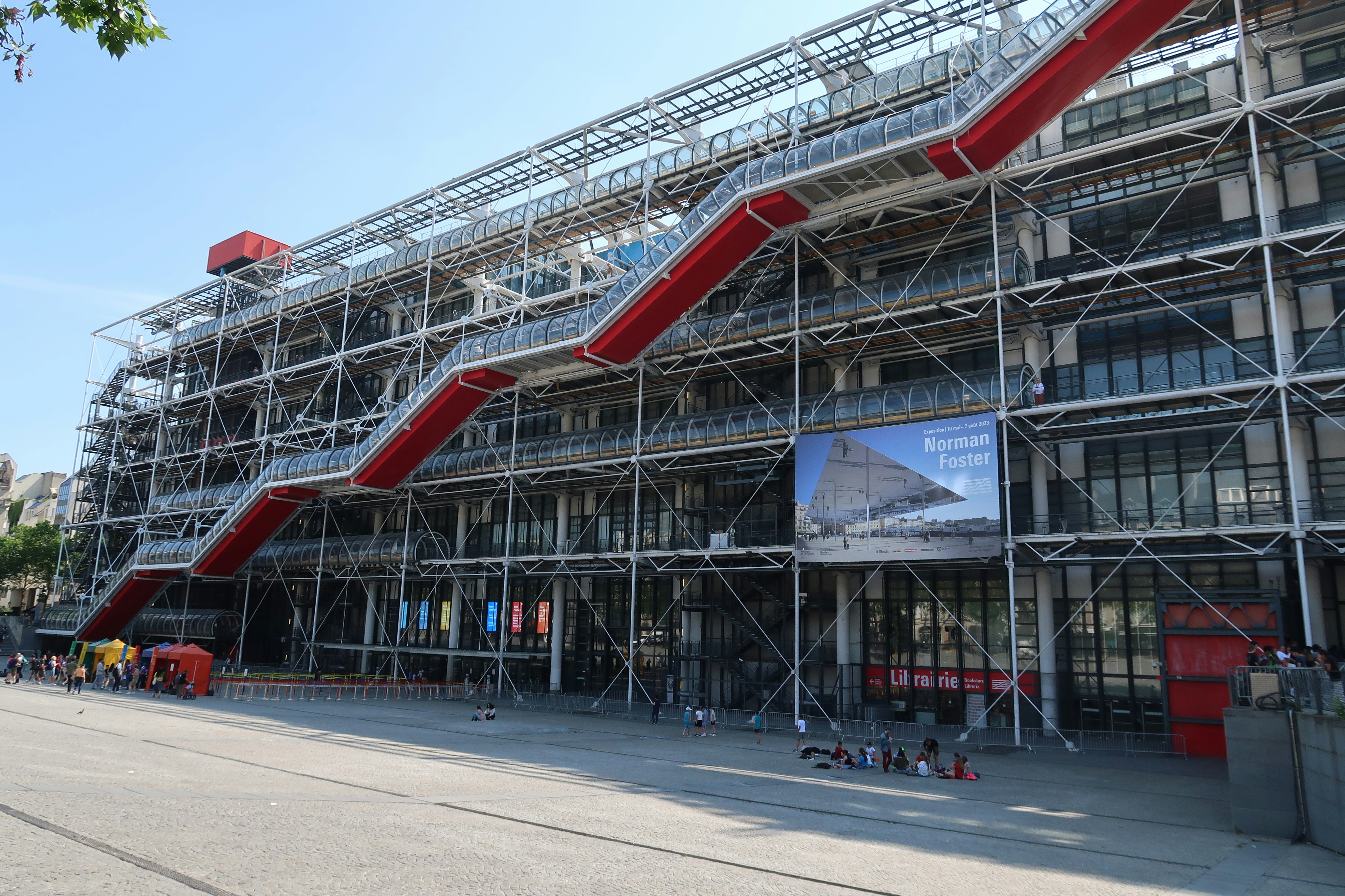 Staged Facade: A Scaffolding Symphony Along a Modern Exhibition Hall