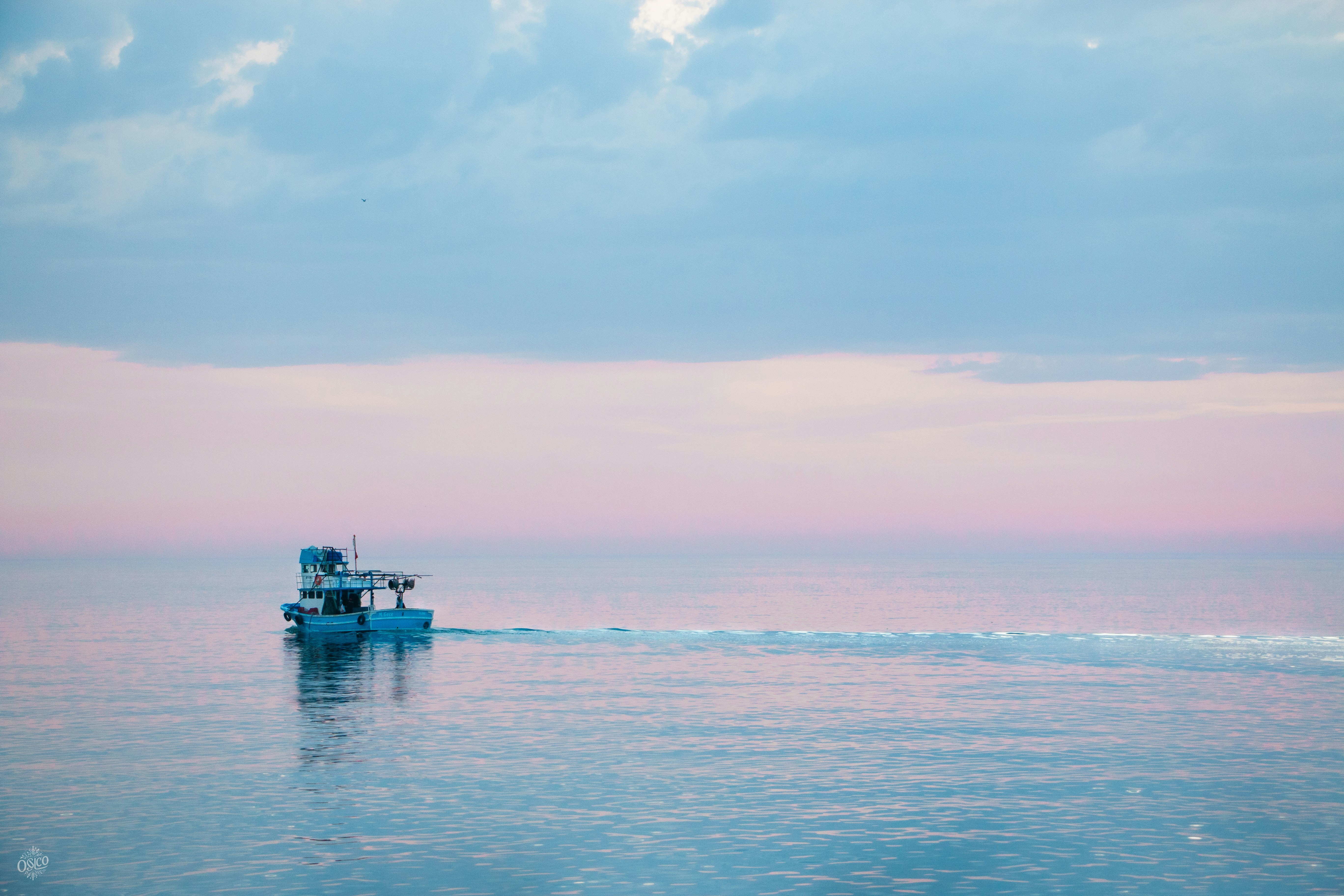 Lonely Boat at Dusk: A Quiet Traverse Across Open Water