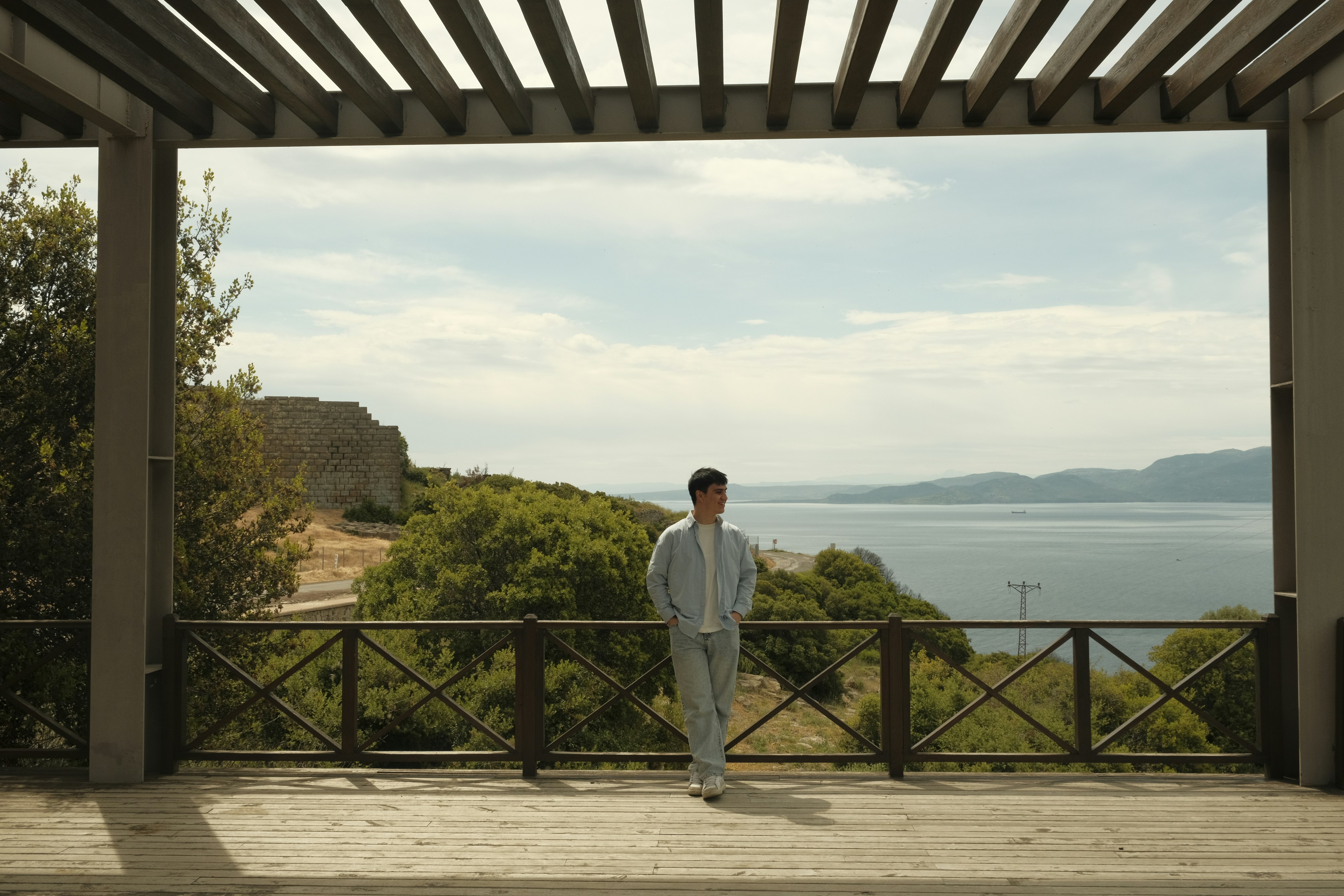 Coastal Vista Under a Framed Shade: A Quiet Portrait at the Cliffside Terrace