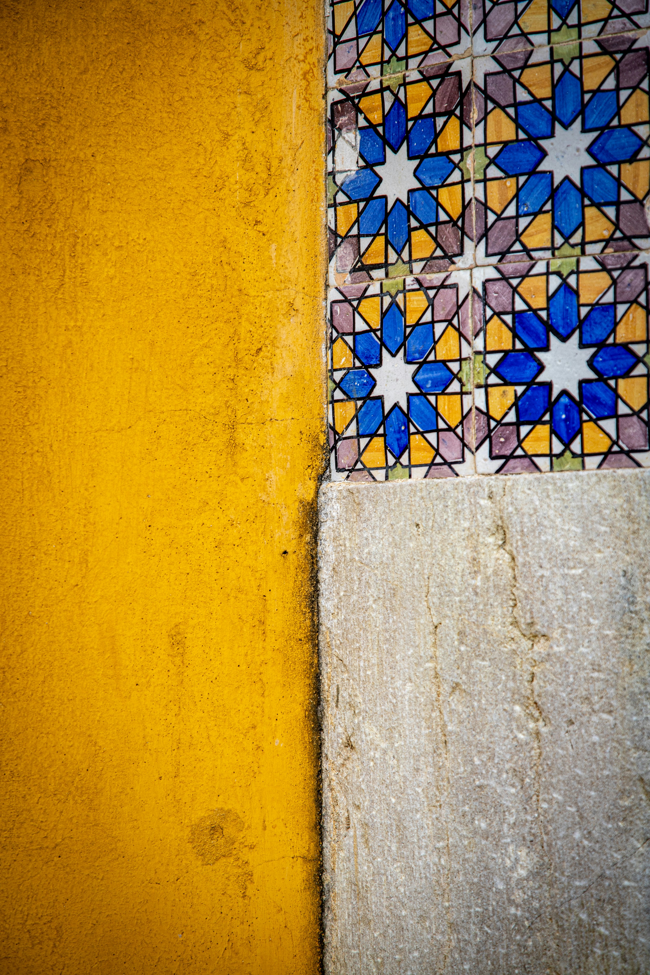 Split Geometry: A Vibrant Corner Between Color and Stone