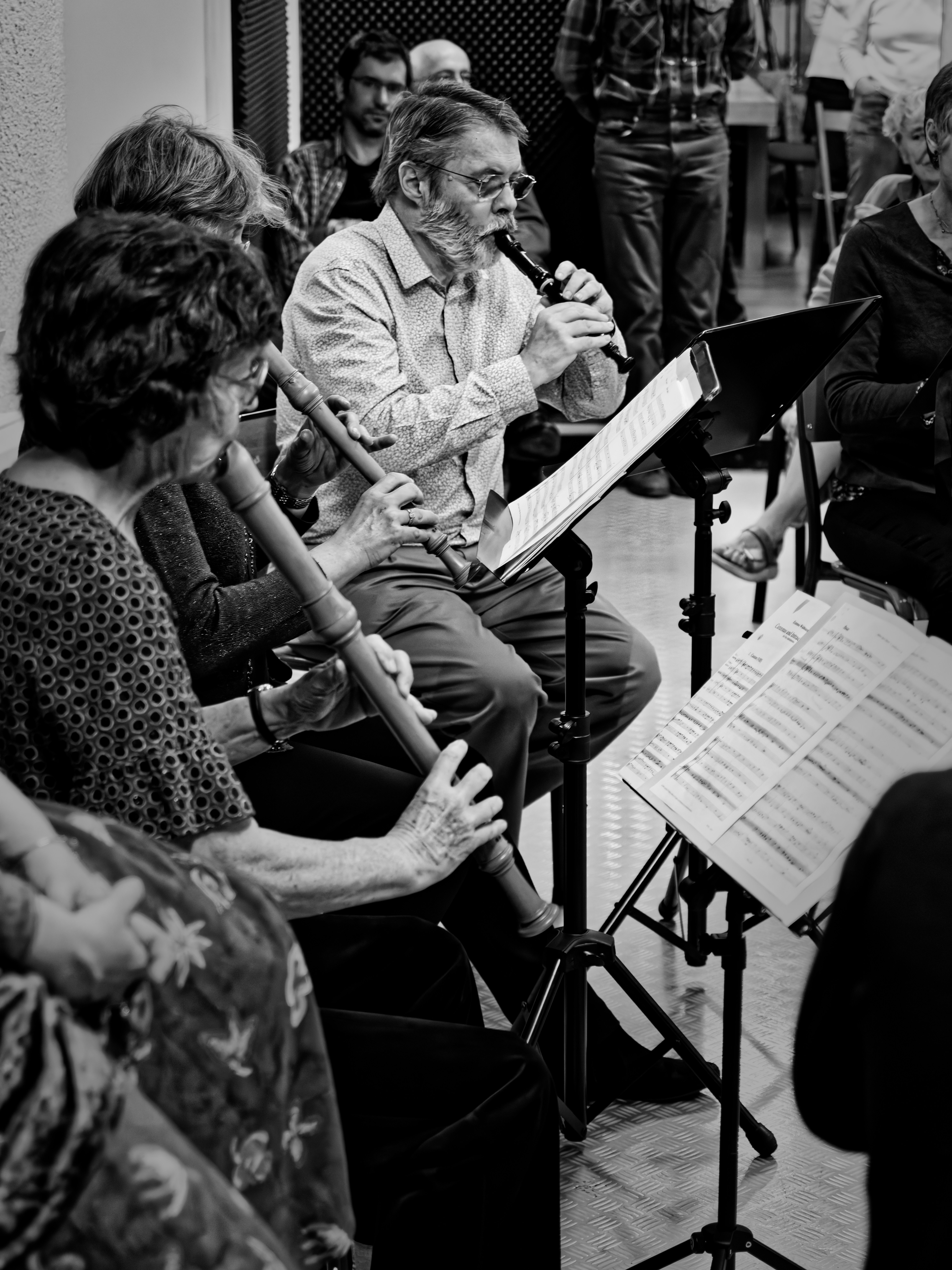 Serenade in the Circle: A Clarinetist and Choir in Focus