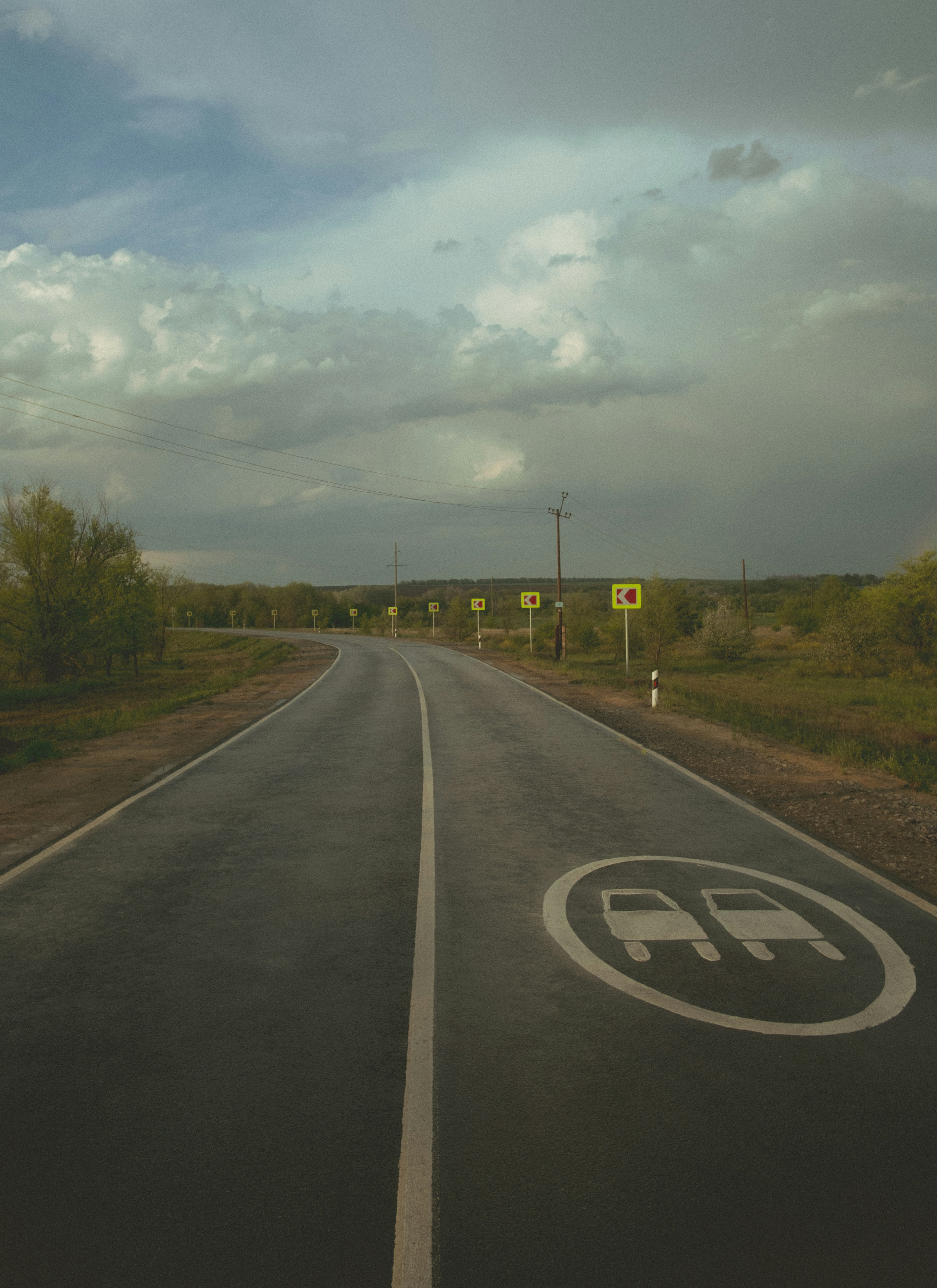 Deserted Highway Framing: A Quiet Run toward the Horizon