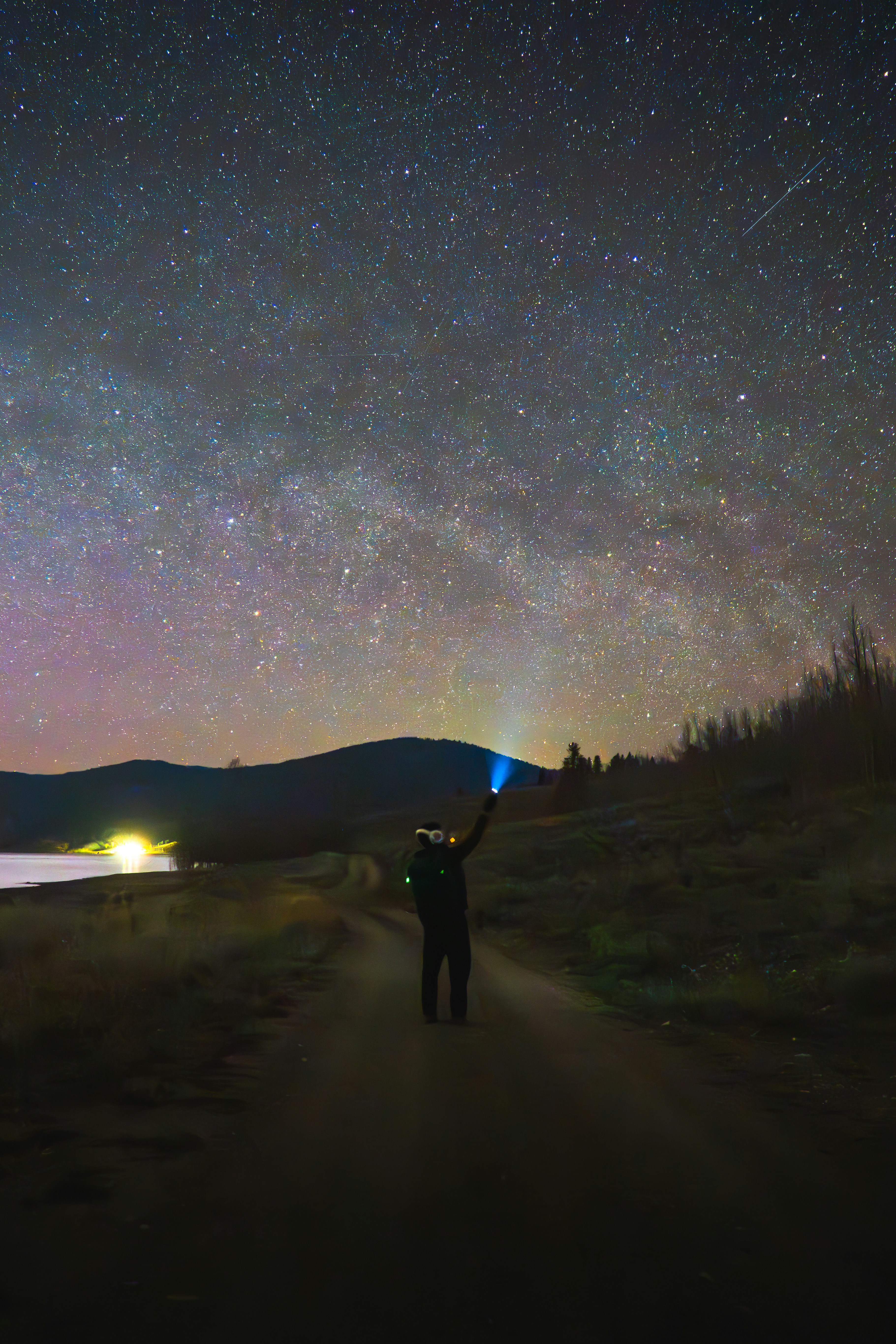 Starry Wanderer: A Beaming Flash Under a Milky Way Night