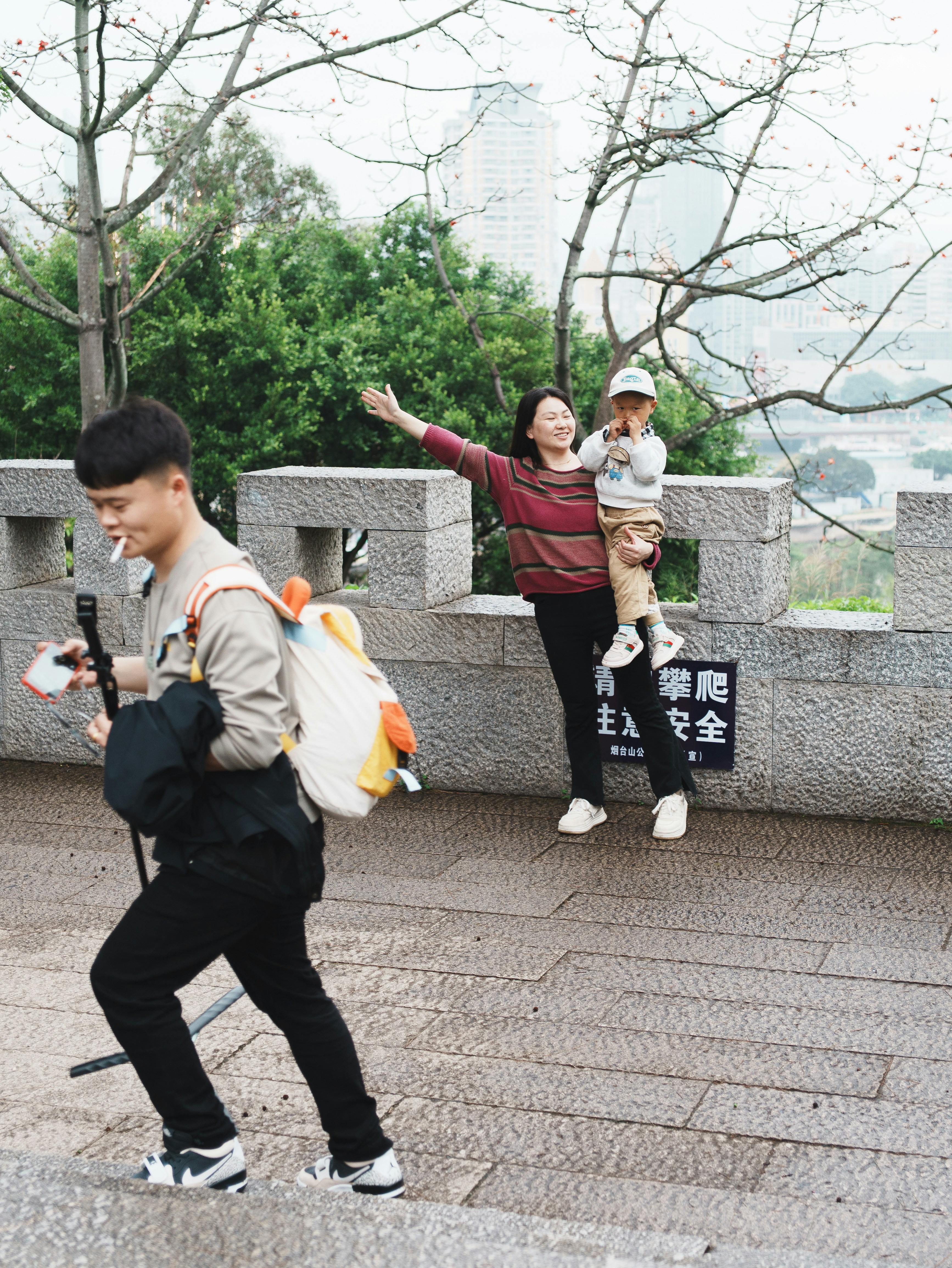 Balanced motion at the overlook: a family pose while a photographer strobes by