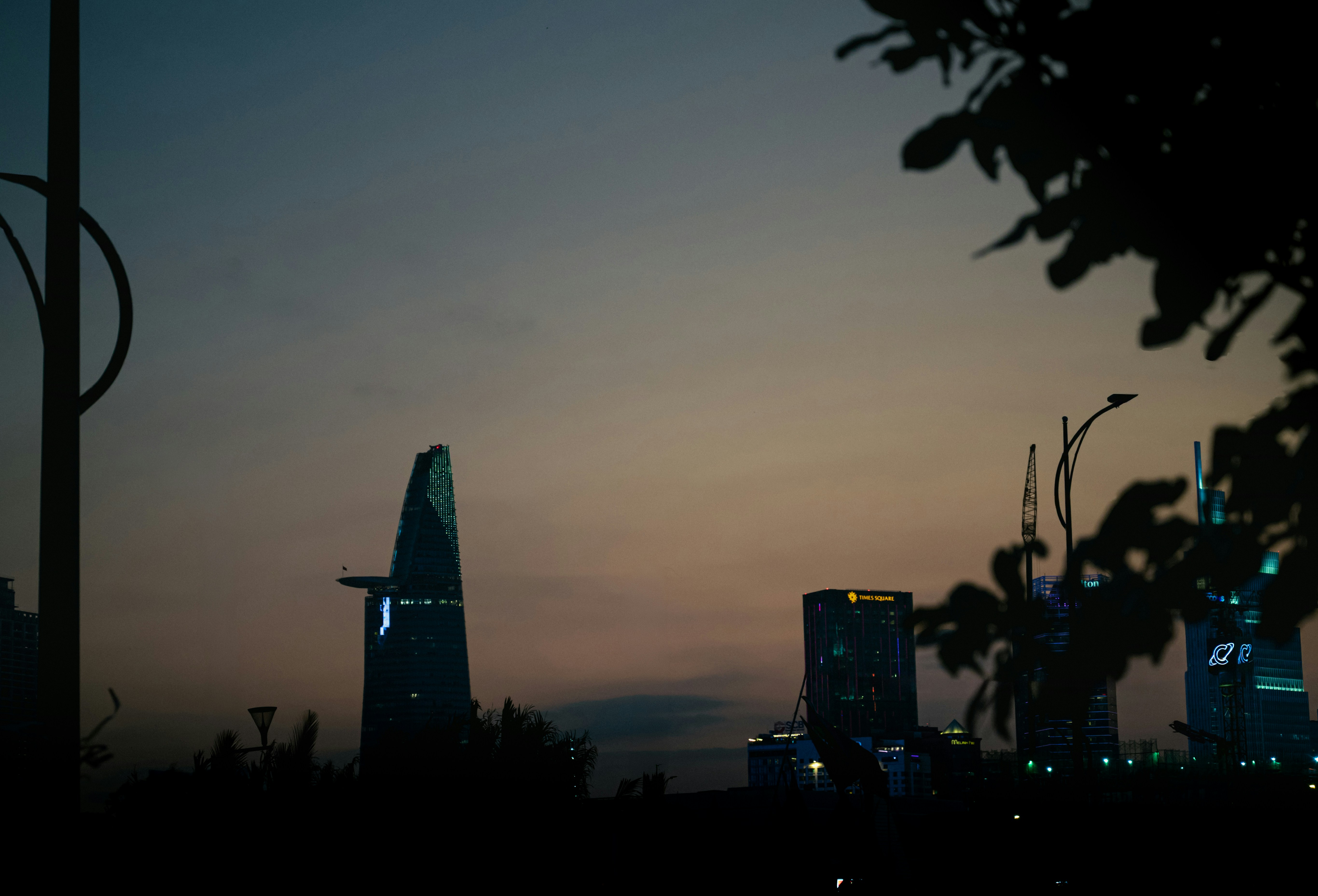 Dusk Skyline: A Quiet Pause Before Nightfall Over a Modern City