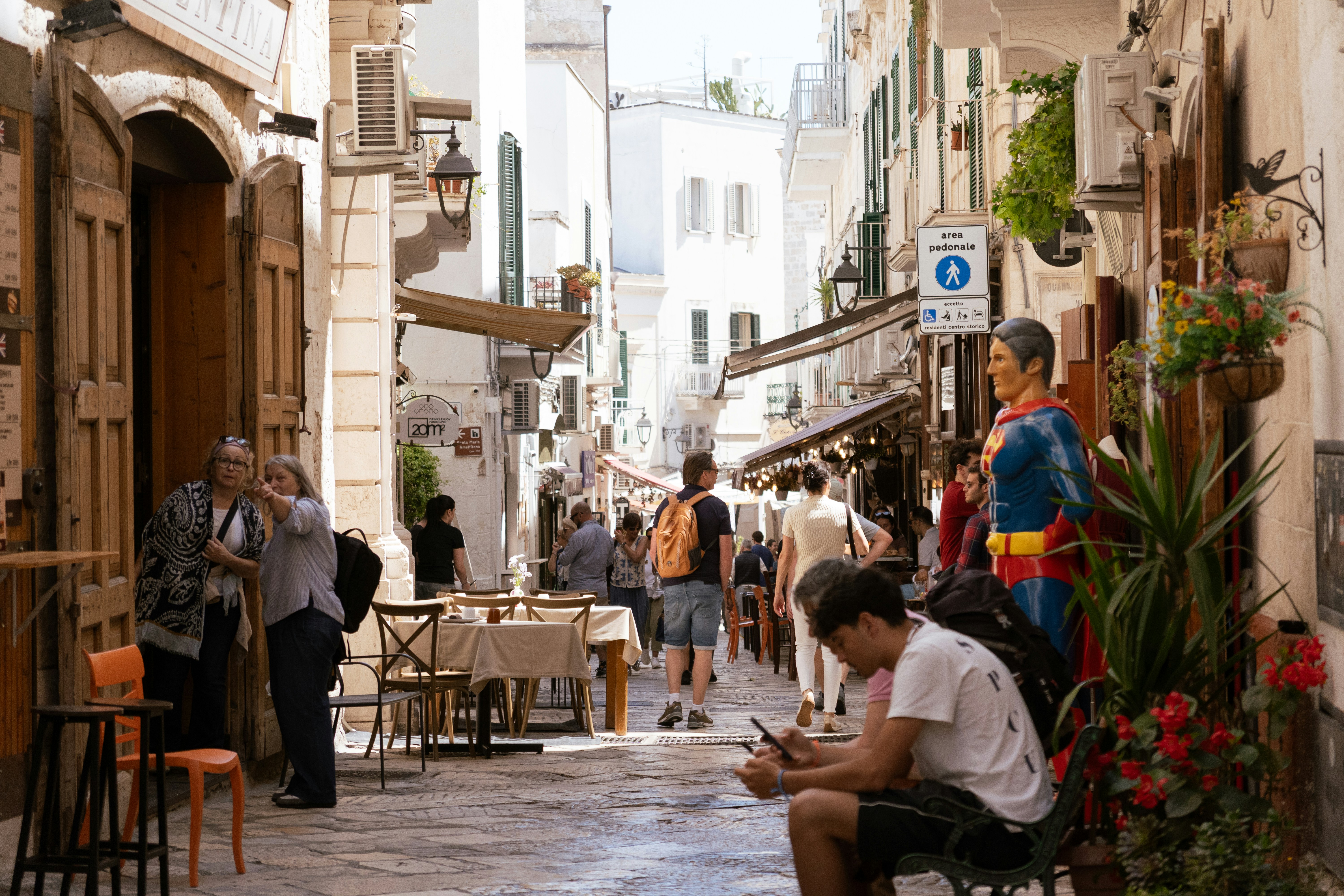 Cobbled Street Pulse: A Café Scene in the Warm Afternoon Light