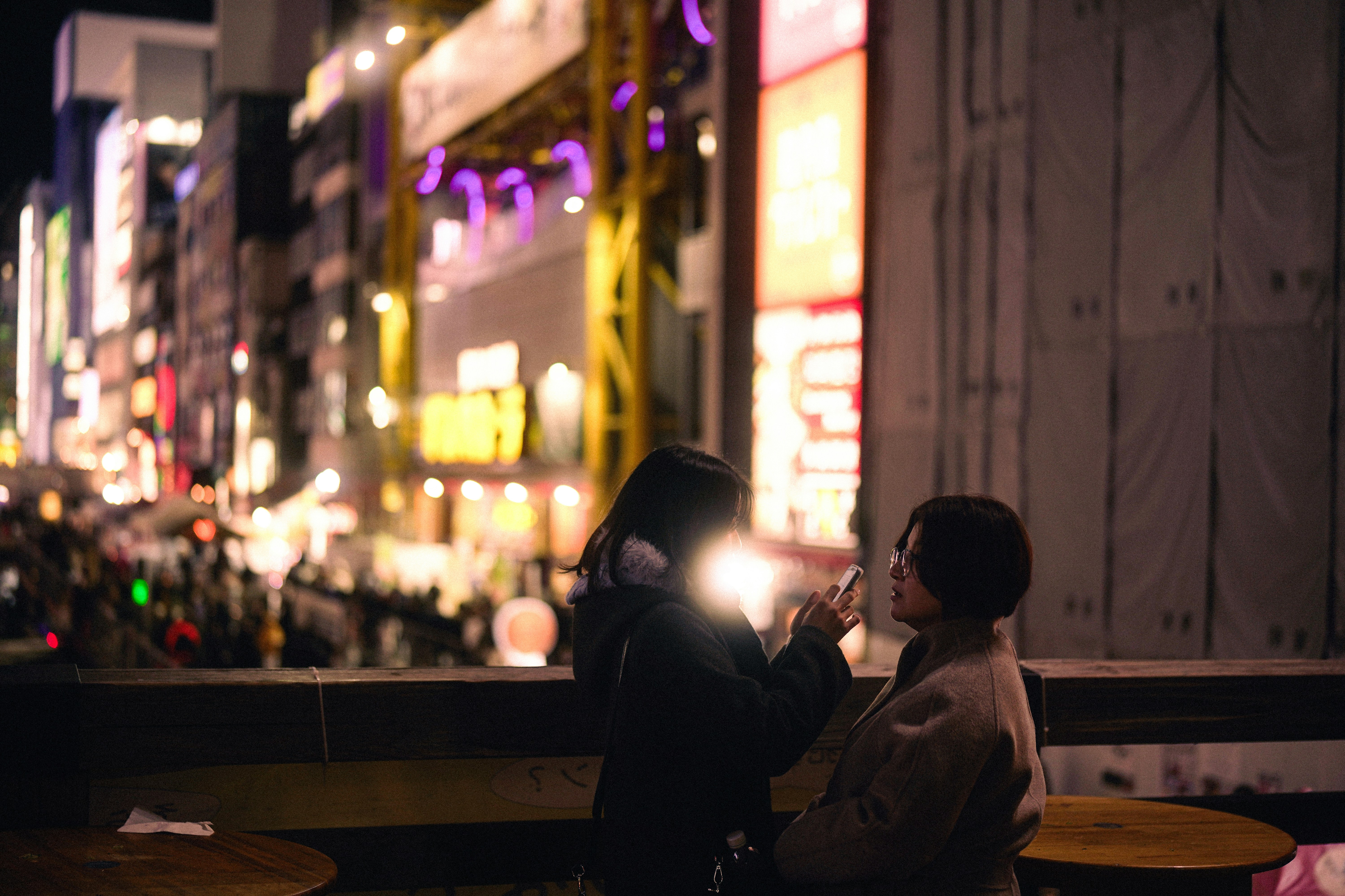 Nightlife Portrait: Two Figures in soft Neon Glow