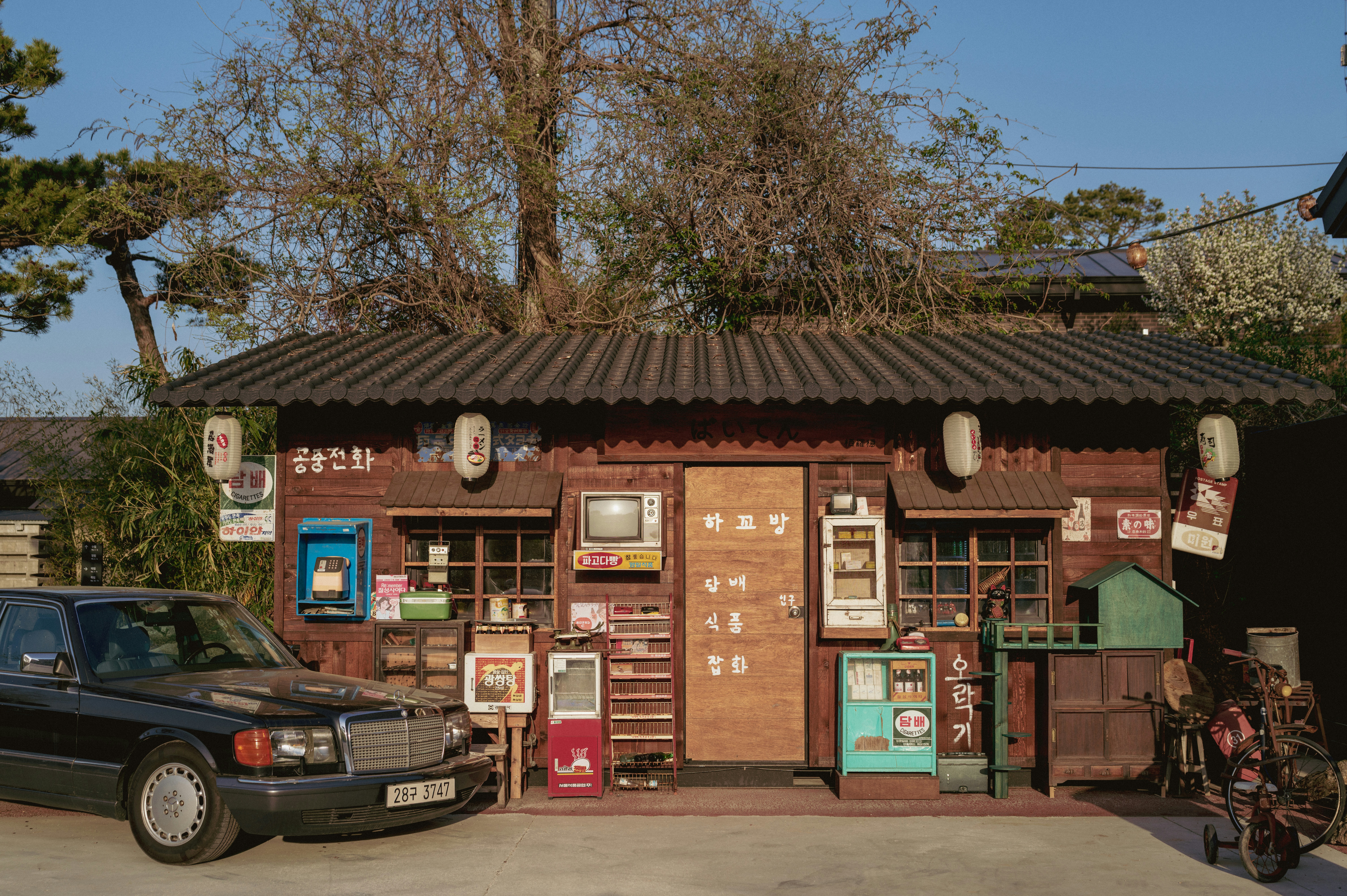 Front Facade of a Cozy Korean Markethouse with Vintage Decor