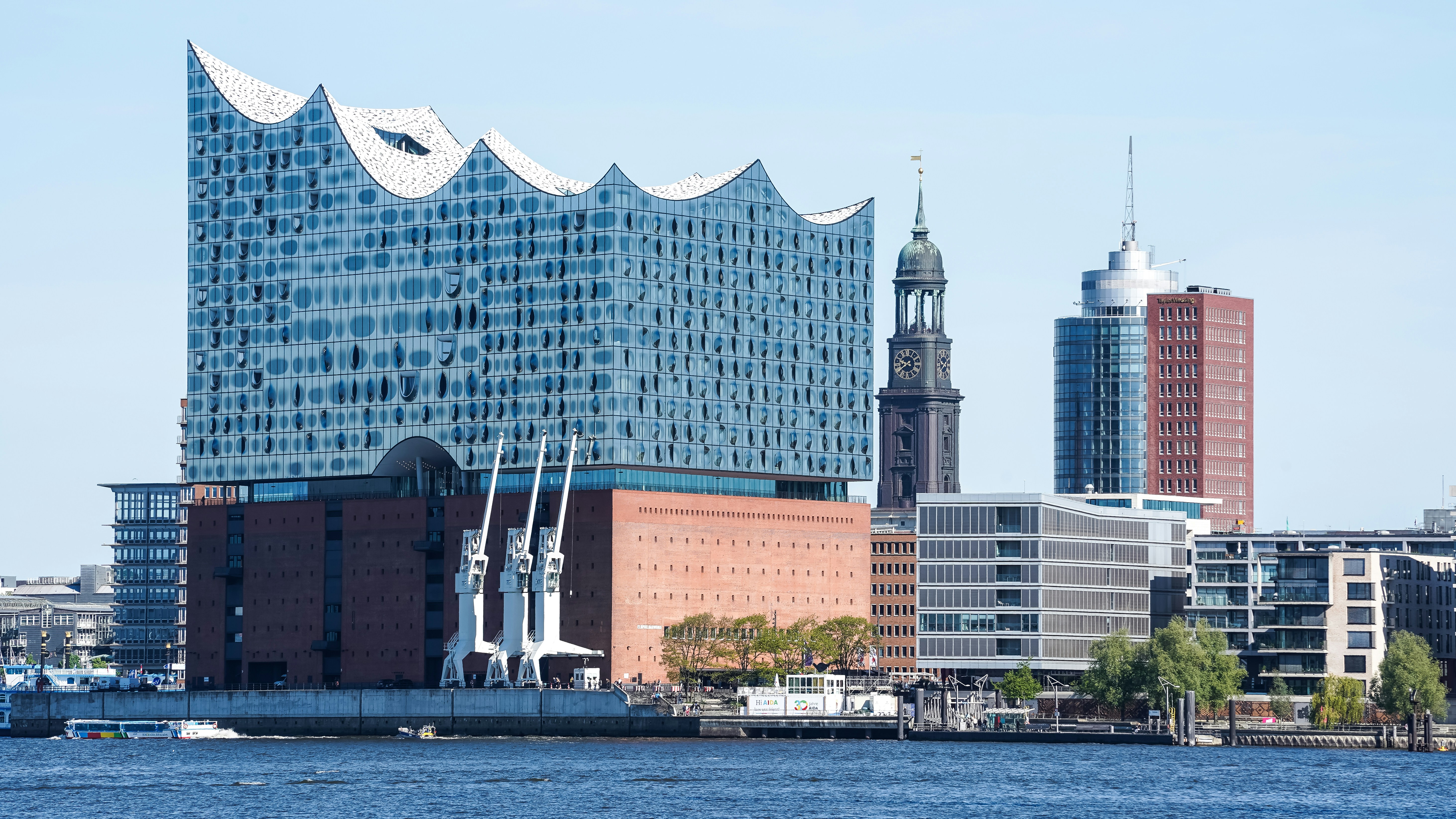 Lakeside Glass and Brick: A Modern Renascence by the Water
