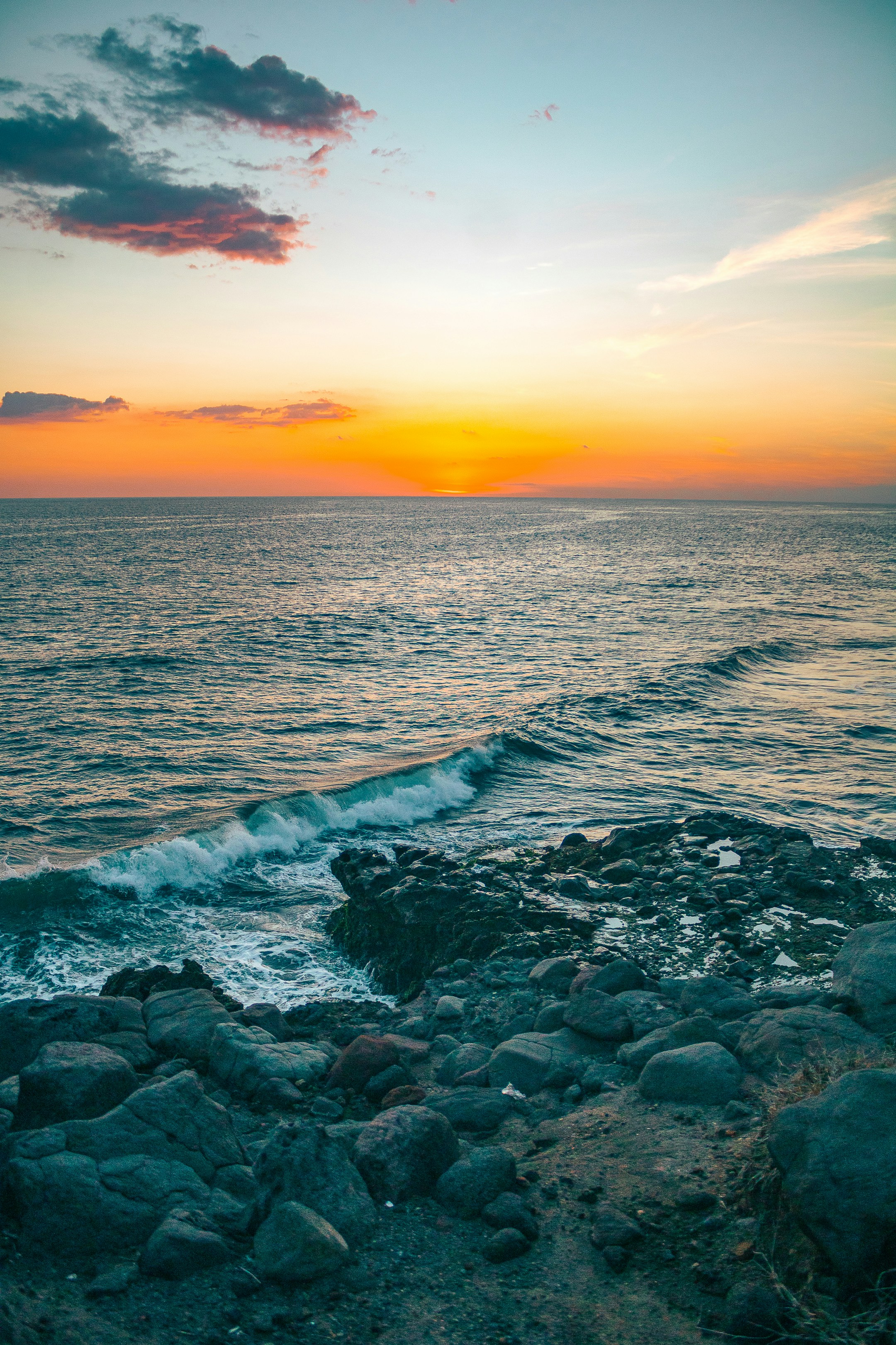 Horizon Kissed by Sunset: Ocean Tides at Dusk