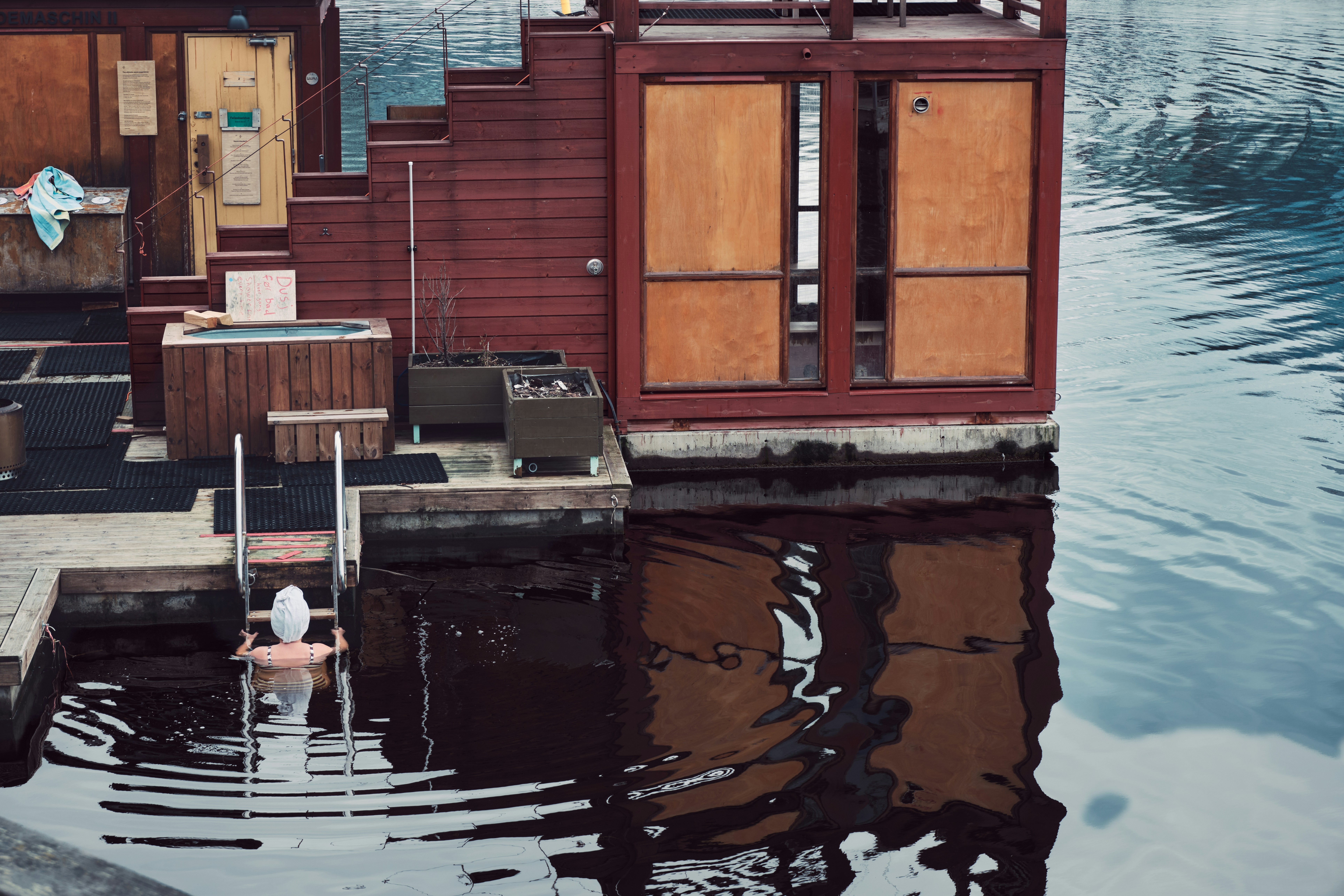Dockside Refuge: A Quiet Marina House Anchored on Calm Waters