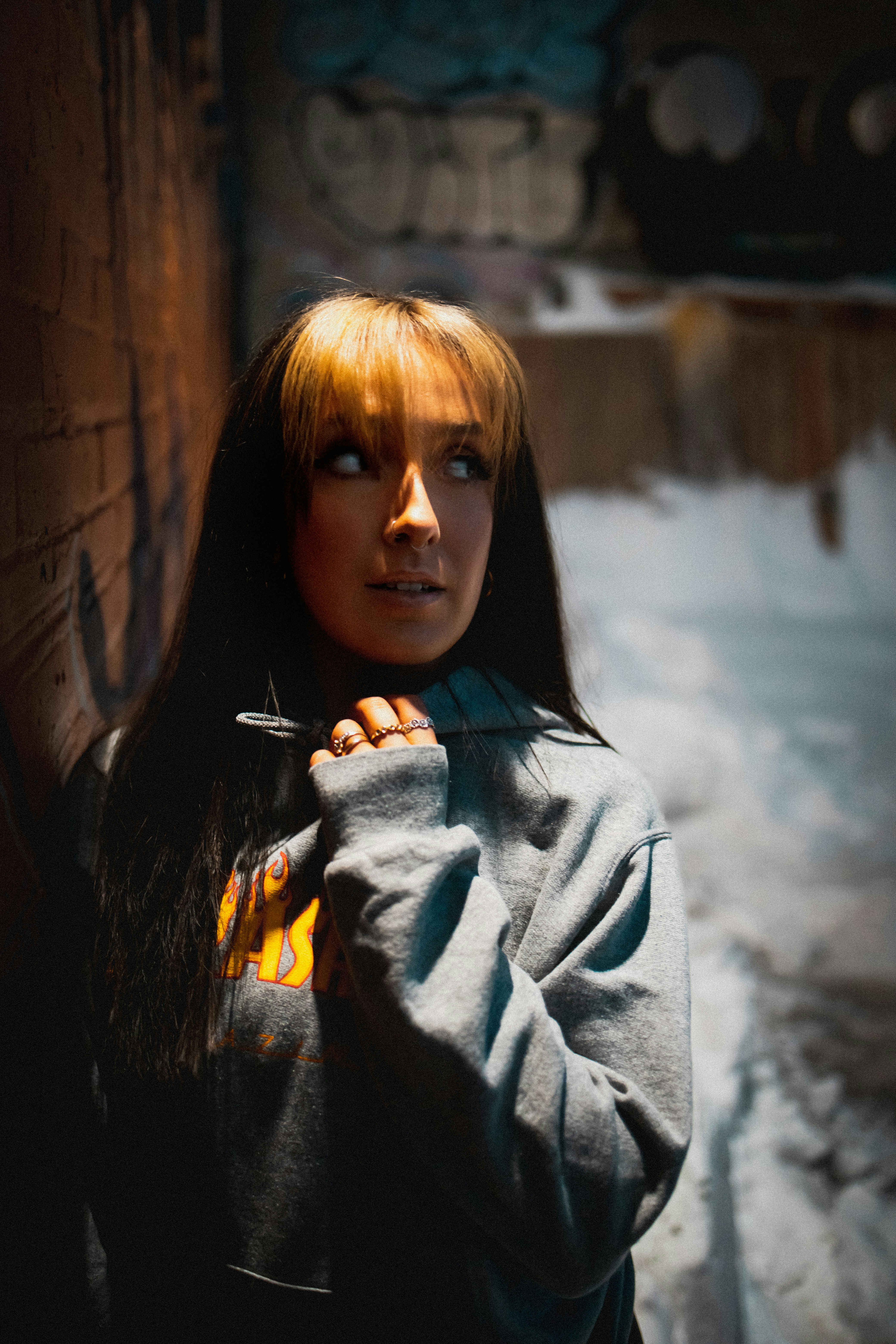 Hidden Gaze in the Alleylight
