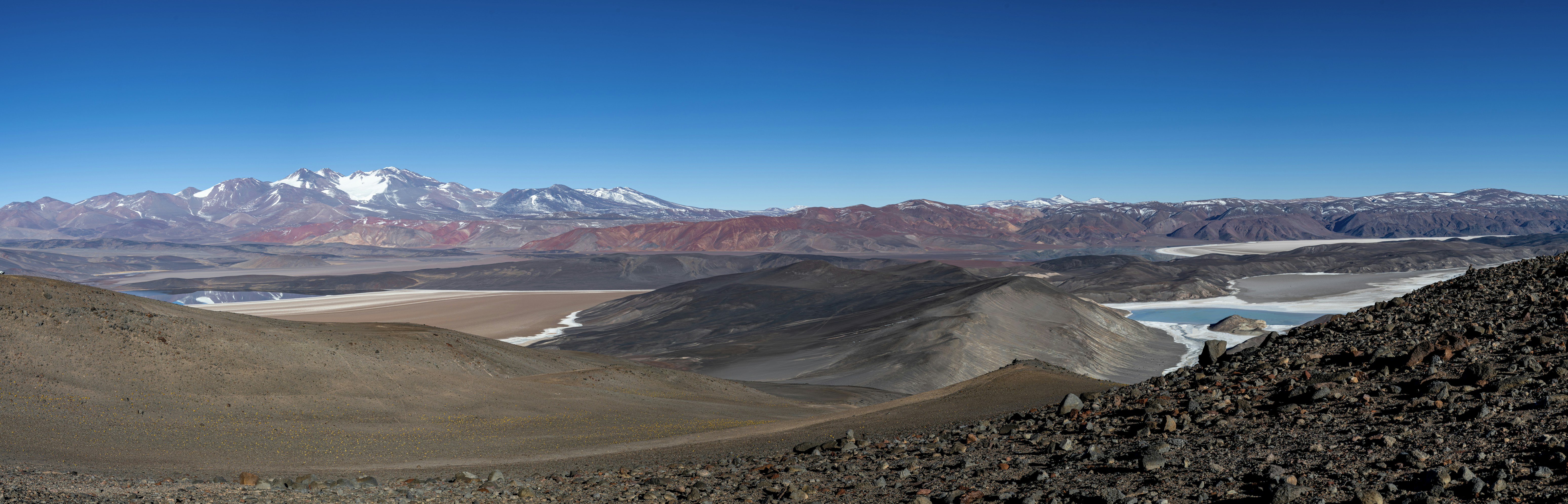 Desert Rim Panorama Under a Clear Alpine Sky