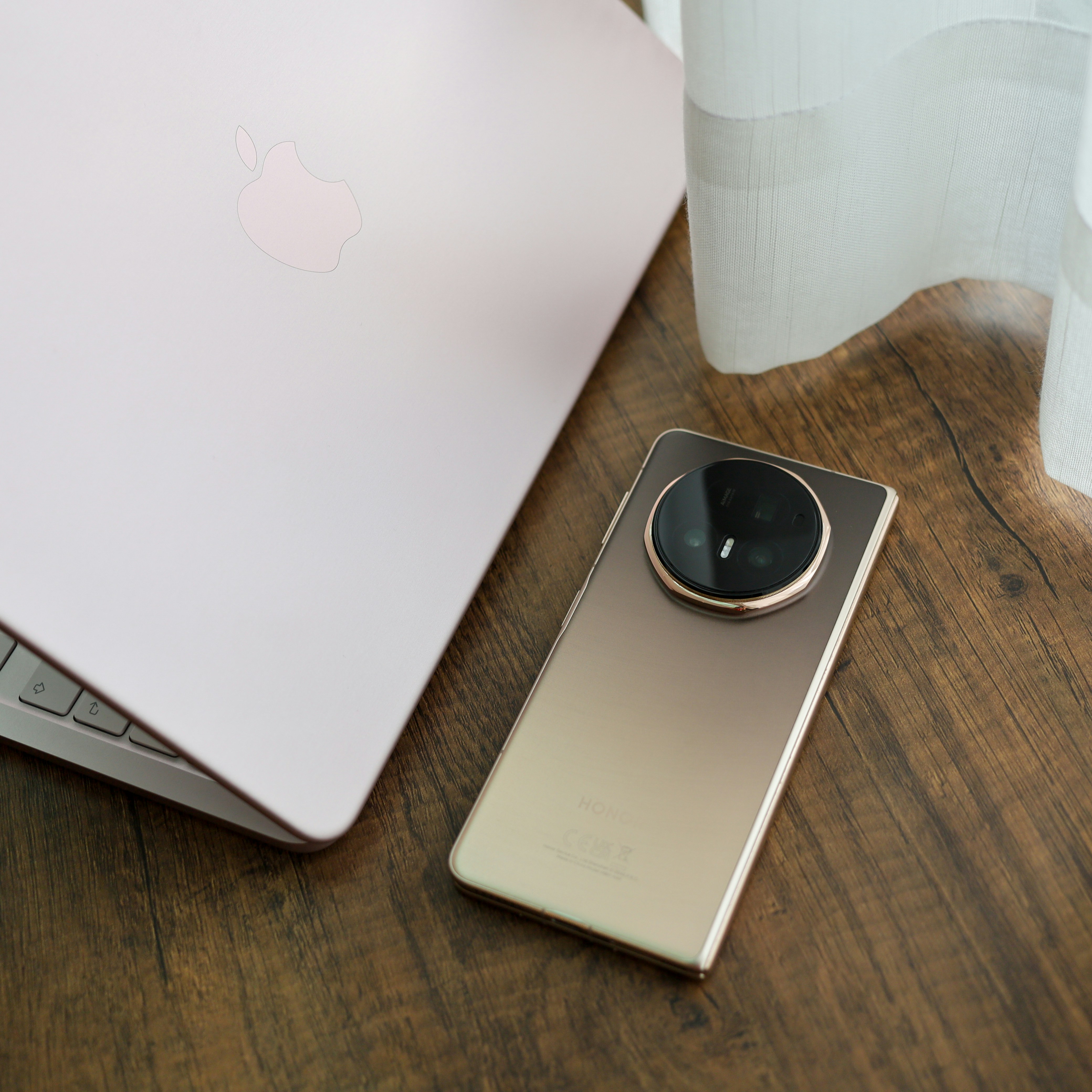 Rosé Glow: A Folded Workspace with a Lumia Phone