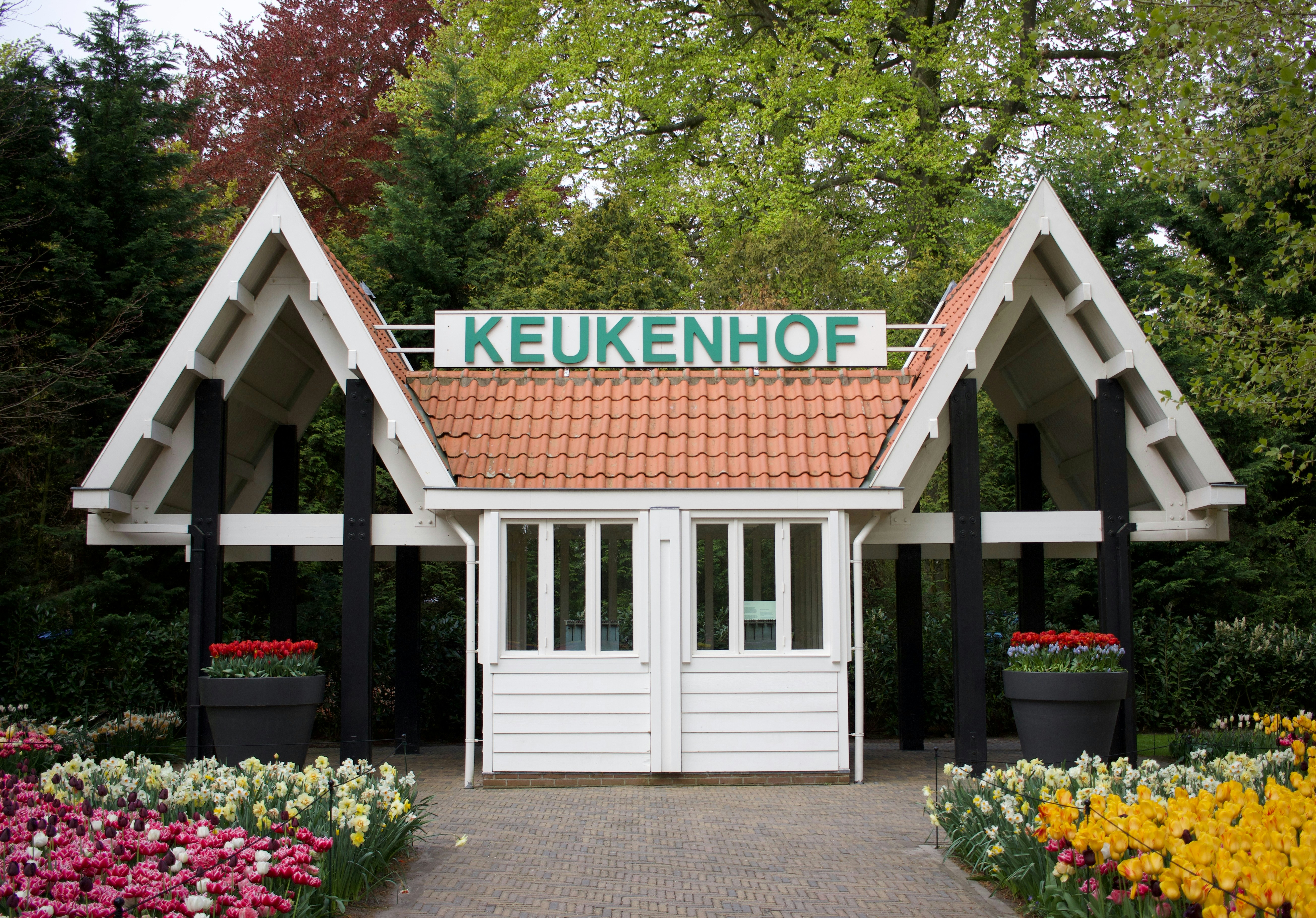 Keukenhof Gatehouse: Symmetry in Bloom