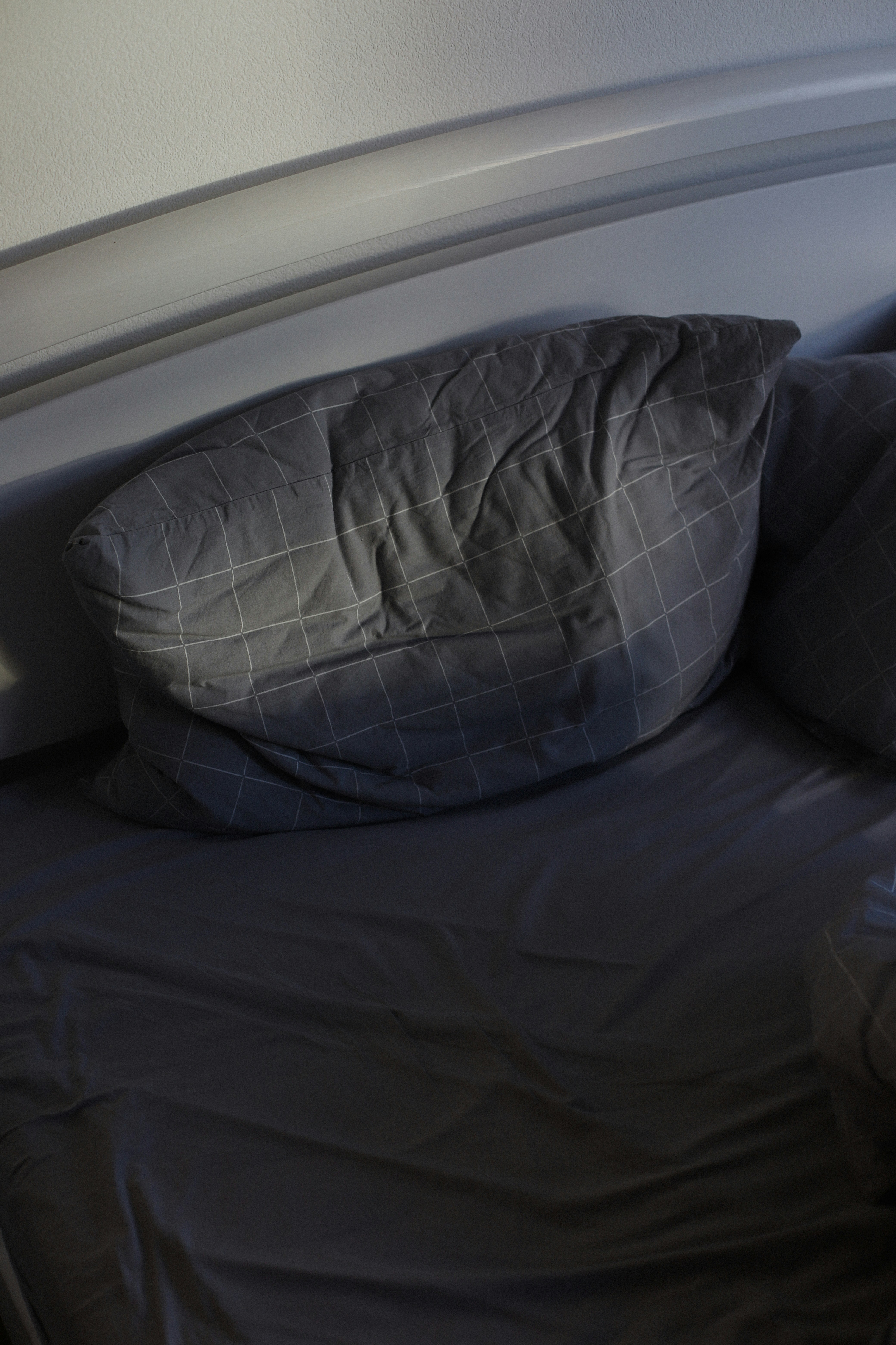 Soft Slumber: A Quiet Bed with Cushioned Pillow at Rest
