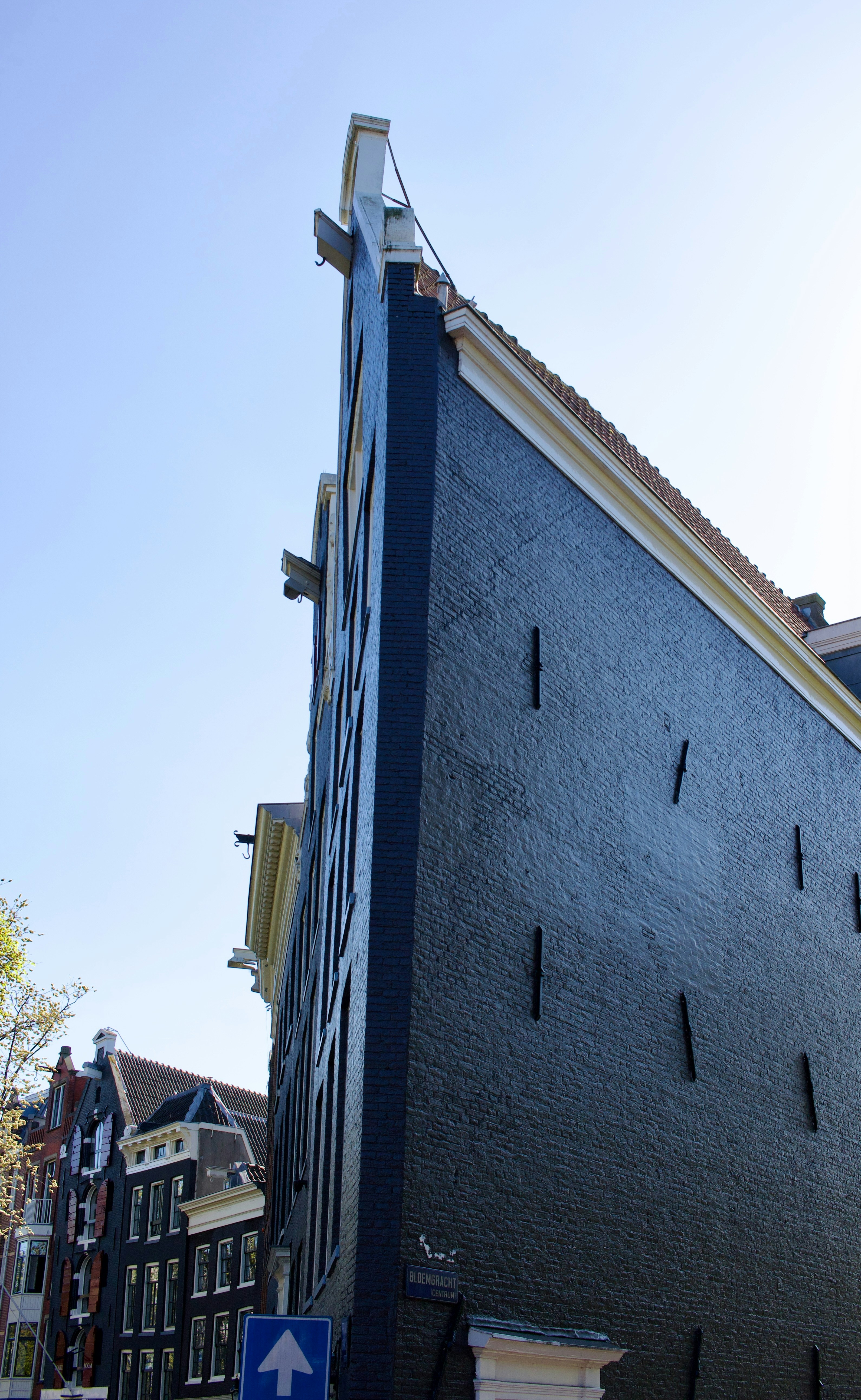 Triumphant Blue Facade: A Narrow Corner Turns the Corner of Street History