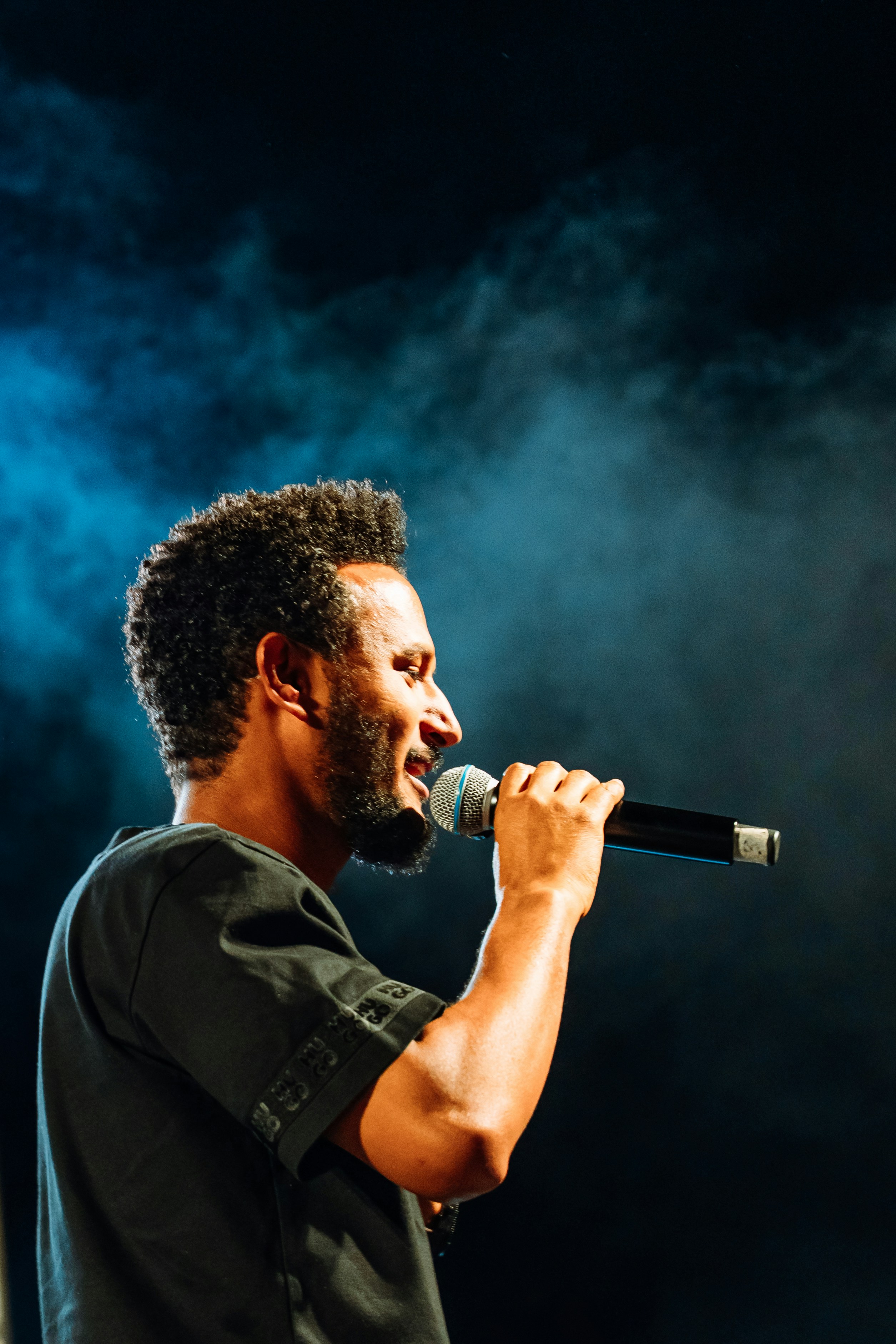 Midnight Mic: A Vocal Moment Shrouded in Stage Mist