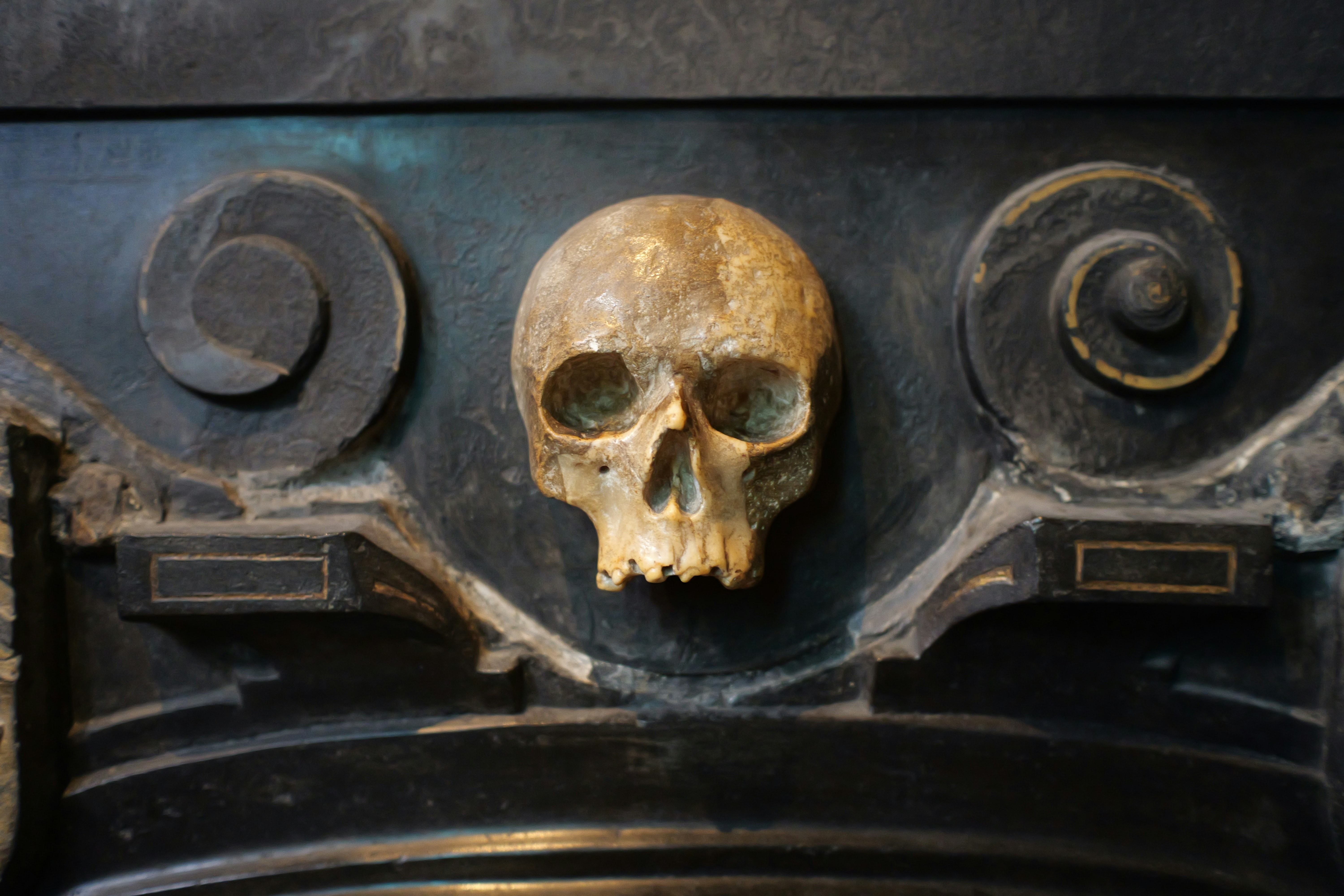 Totenkopf als Detail einer Gedenkplatte in der Nikolauskapelle im Aachener Dom.