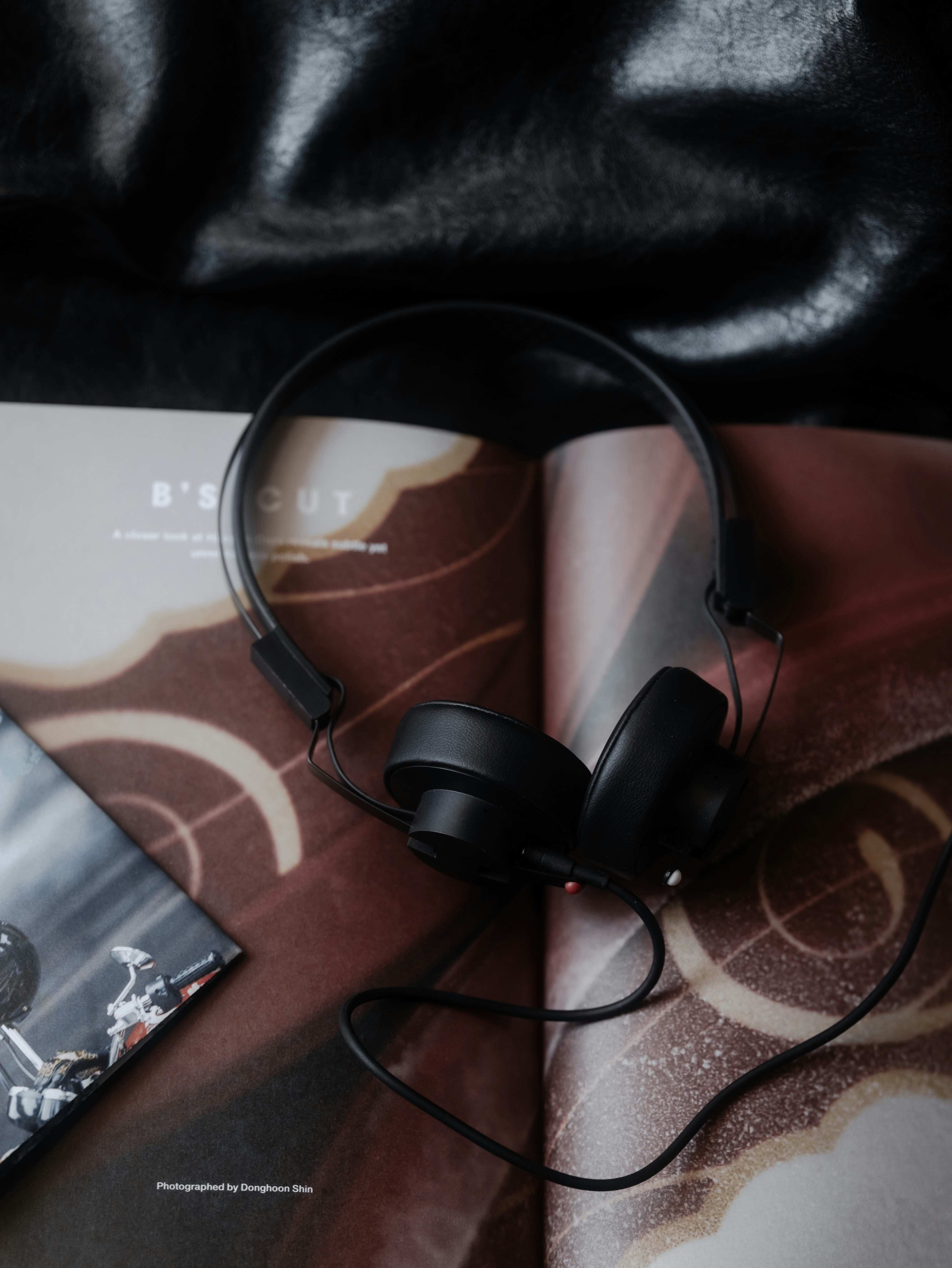 Headphones on a glossy canvas: a moody still-life with curves and shadows
