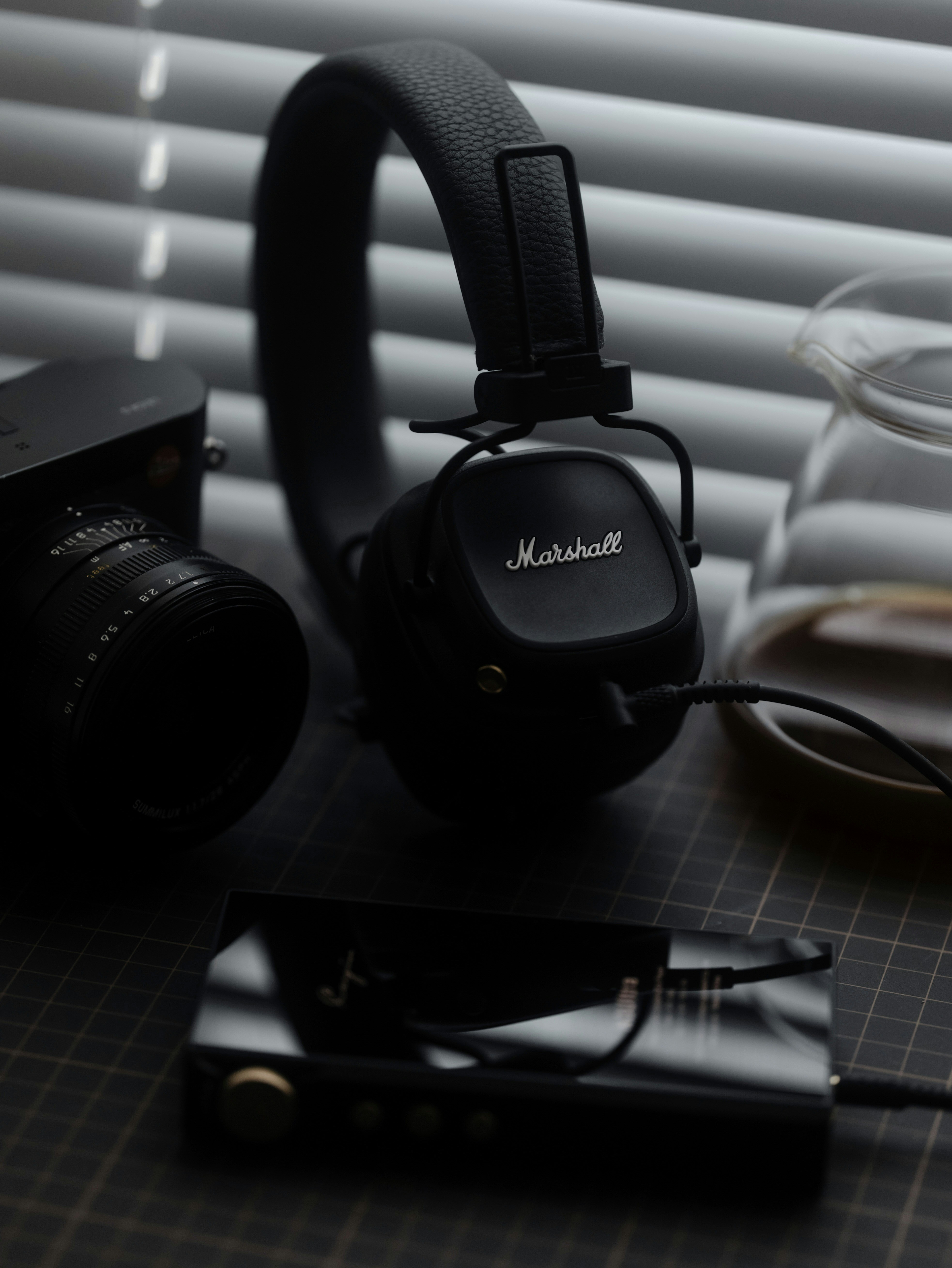 Marshall Over-Ear Silence: A Desk Top Setup