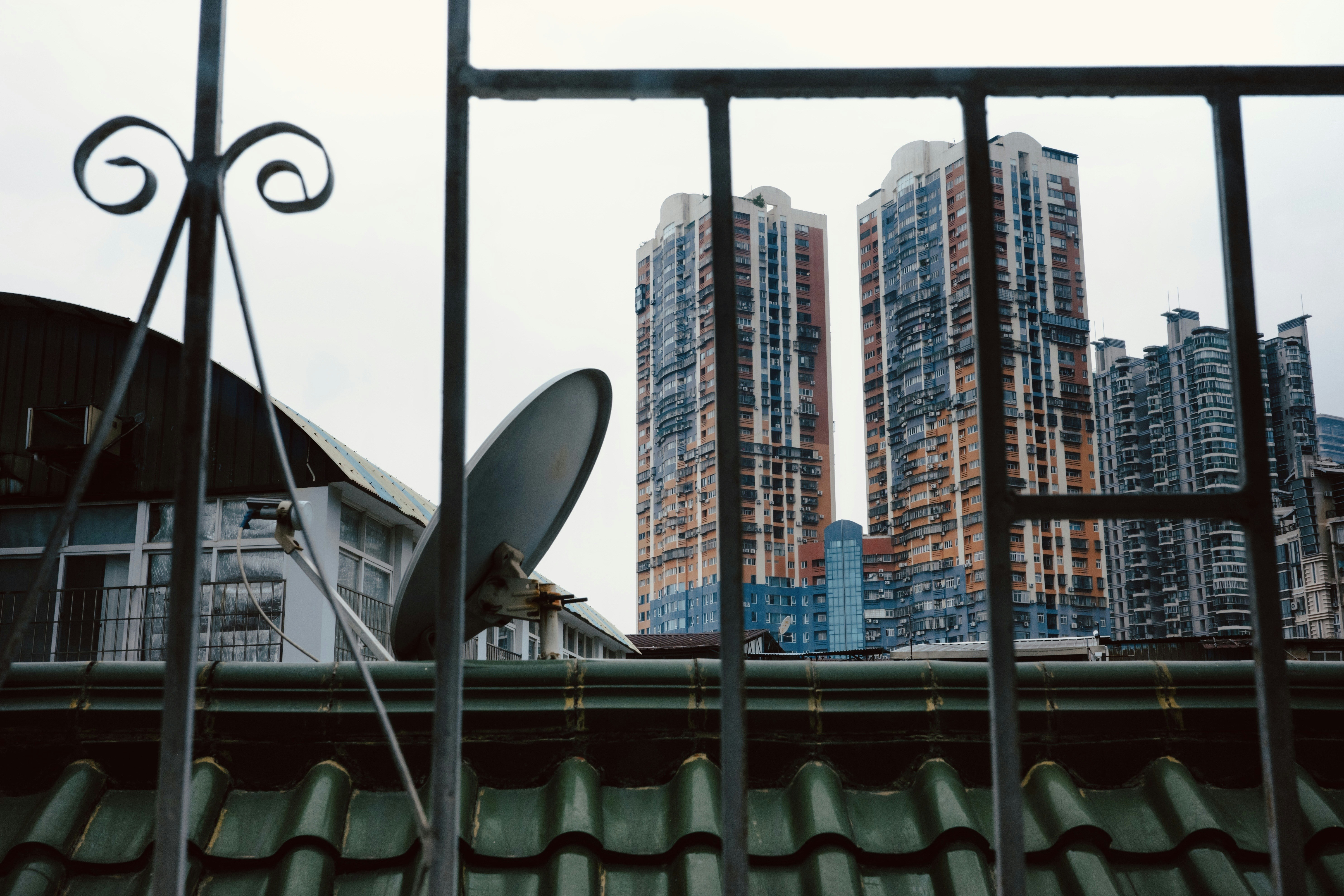 City Grid: Rooftops and High-Rloor Blues