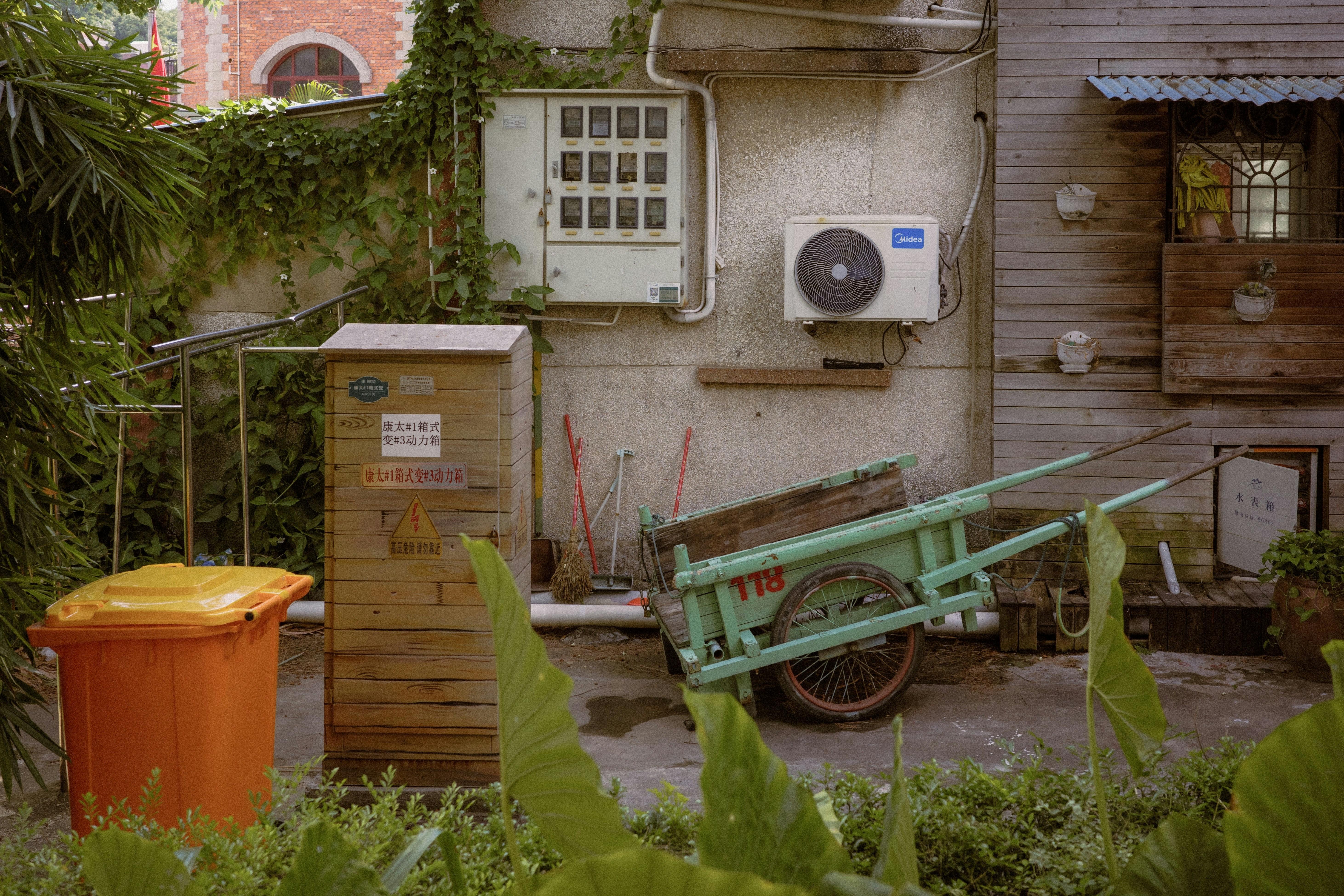 Urban Alley Cart and Air-Conditioned Backdrop