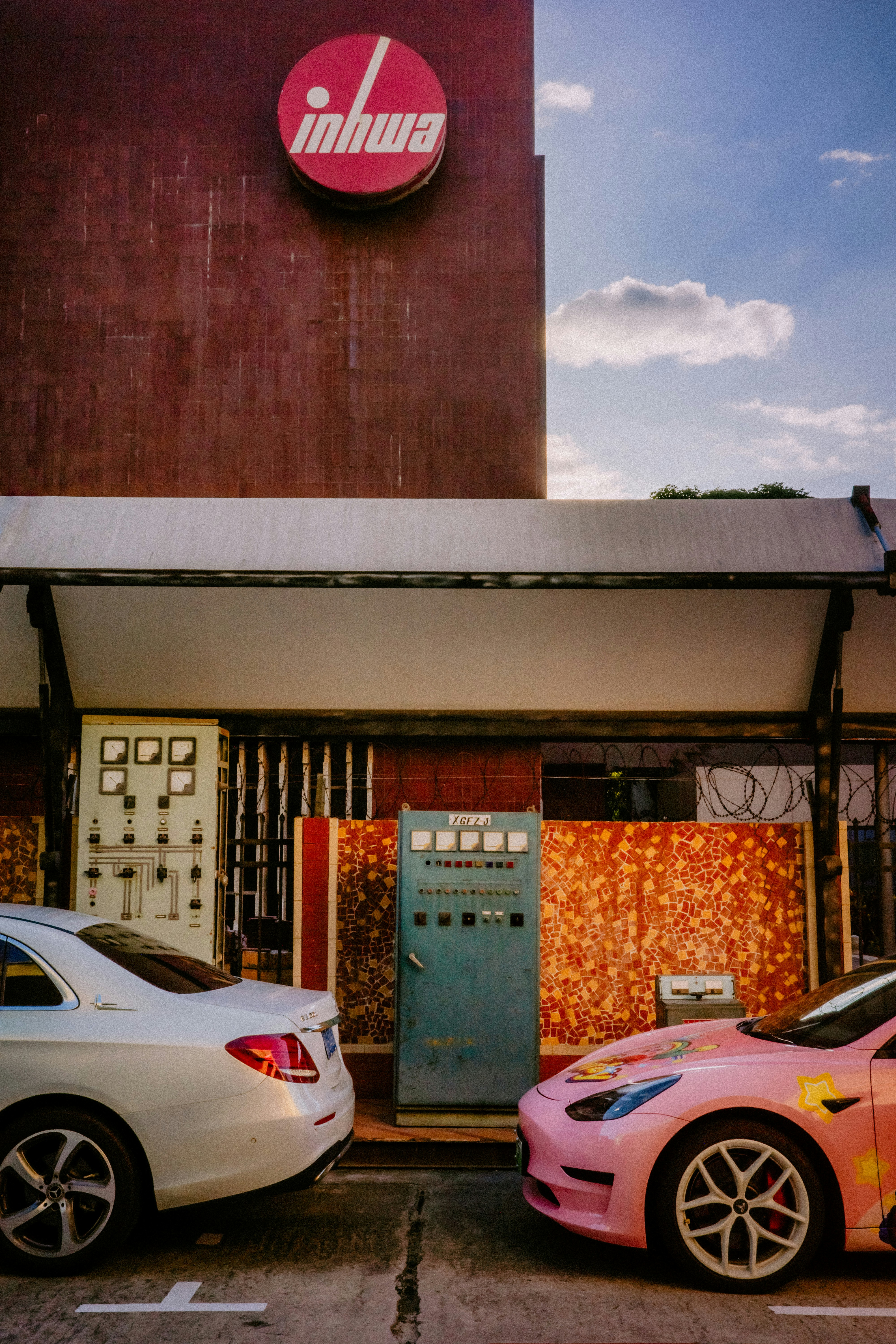 Garage Door Echoes: Cars at the Inhwa Outlet