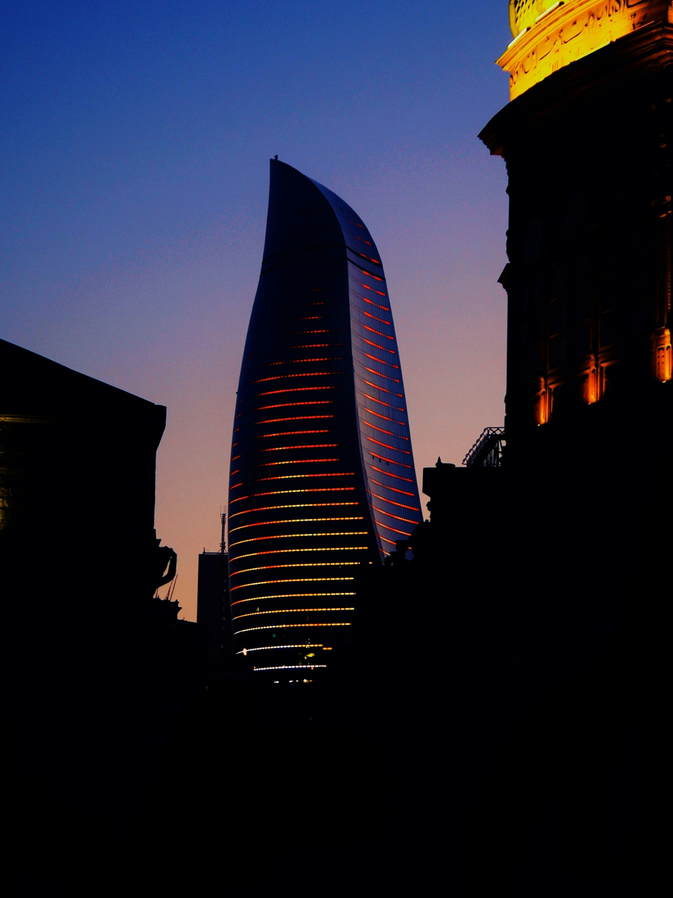 Twilight Needle: The City Shield Between Shadowed Alleys