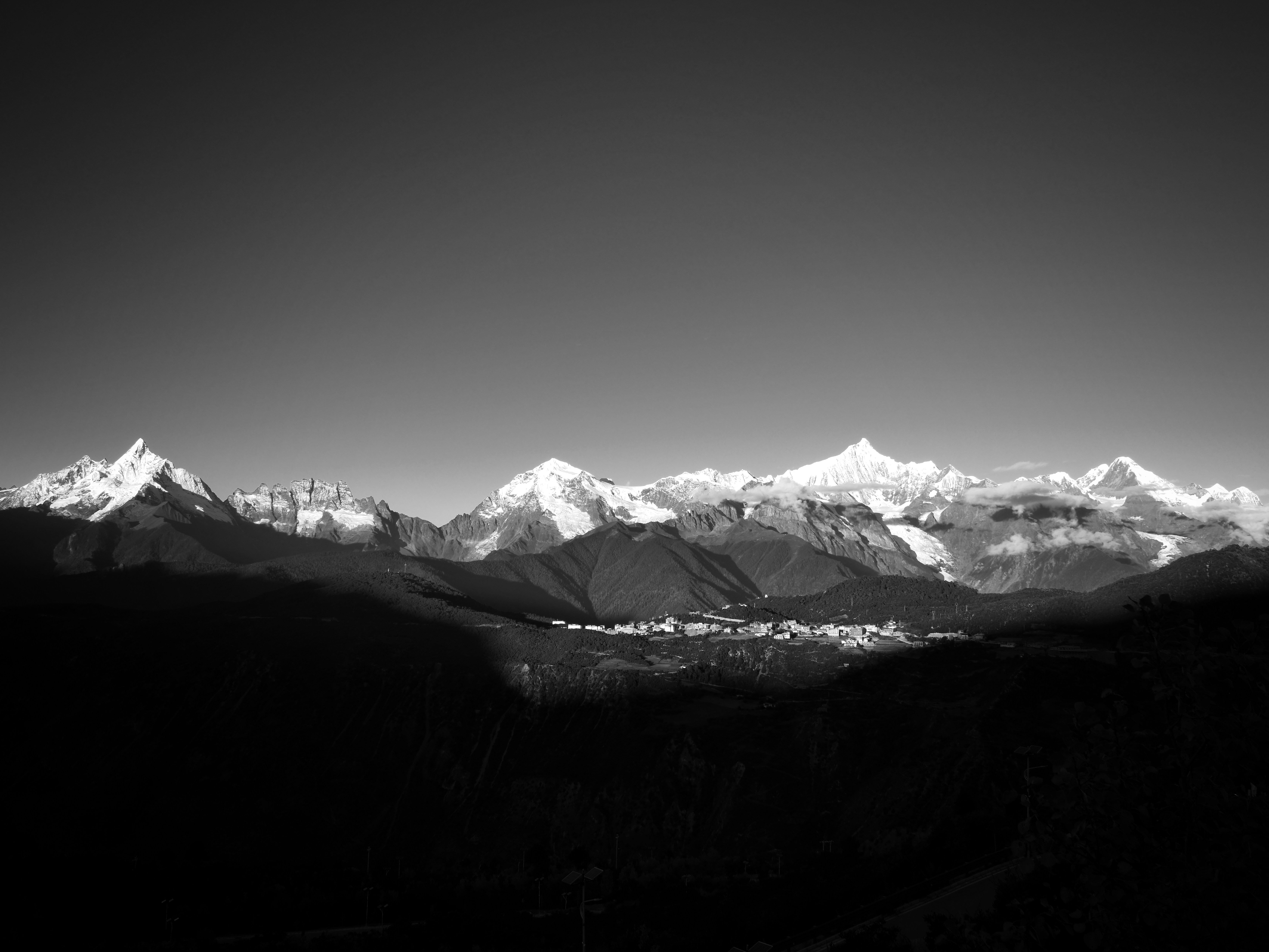 Snowline Silhouette: A Quiet Glacier Ring Beneath a Clean Horizon